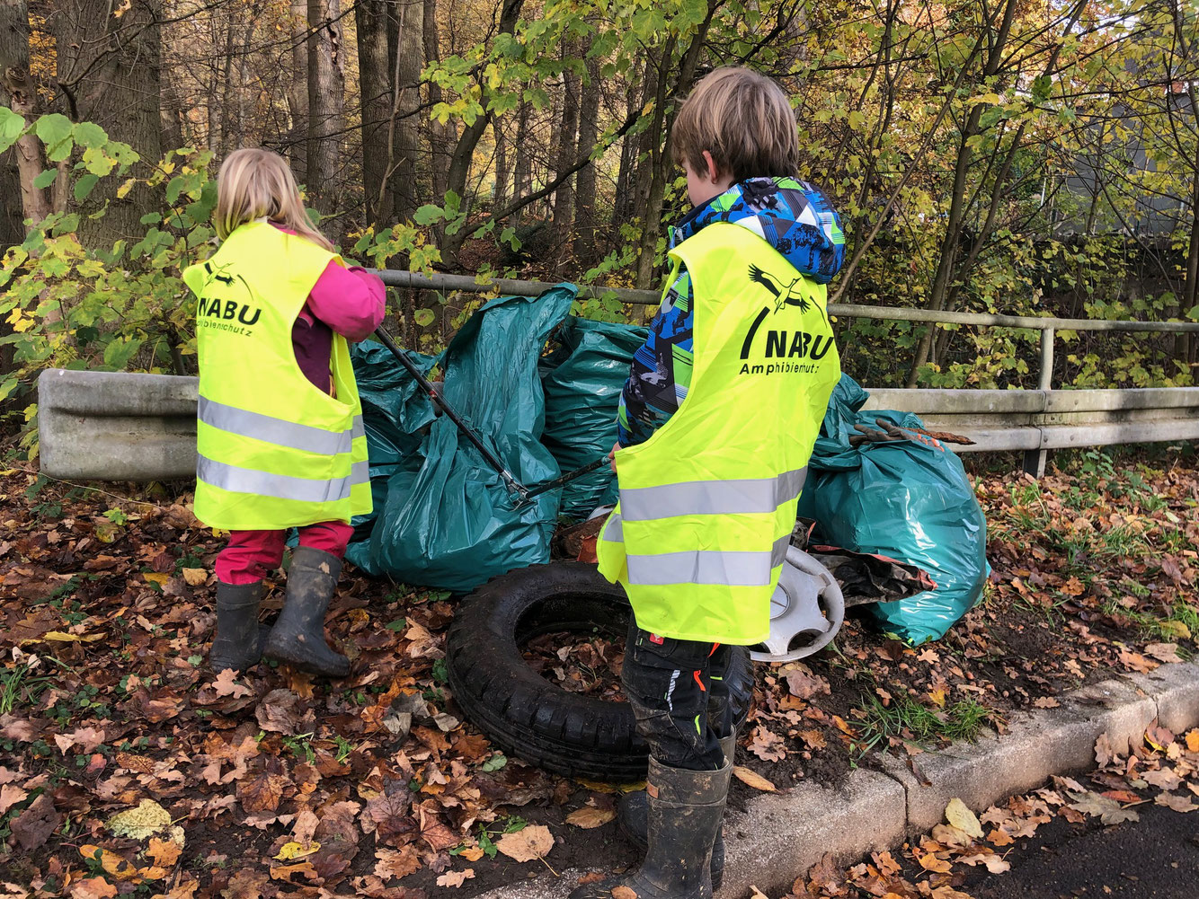 Nistkästen reinigen Müll sammeln NABU Oberberg
