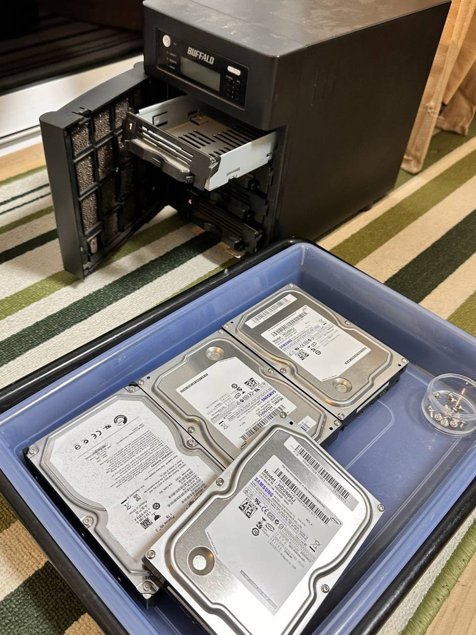 【パソコンの廃棄/データ完全消去承ります】パソコンやNAS、外付けHDDを分解して、ハードディスク等を物理的に破壊→廃棄します。 - ｜土岐市 ...