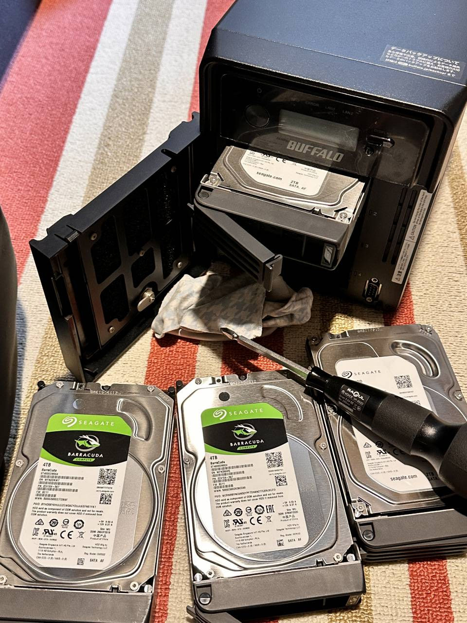 【パソコンの廃棄/データ完全消去承ります】パソコンやNAS、外付けHDDを分解して、ハードディスク等を物理的に破壊→廃棄します。 - ｜土岐市 ...