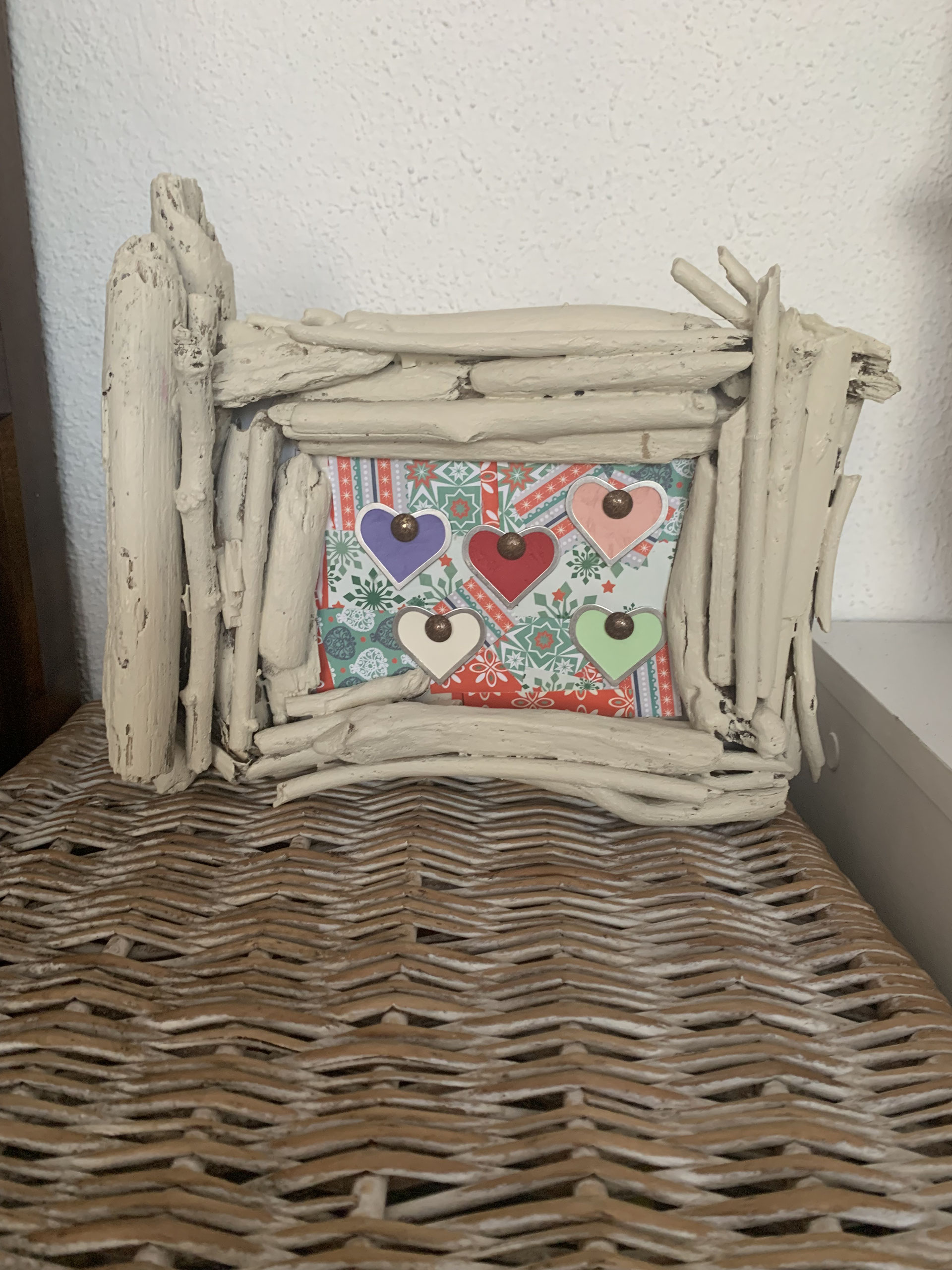 Joli cadre, coloré et décoré de coeurs ! - Les créations en bois flotté ...