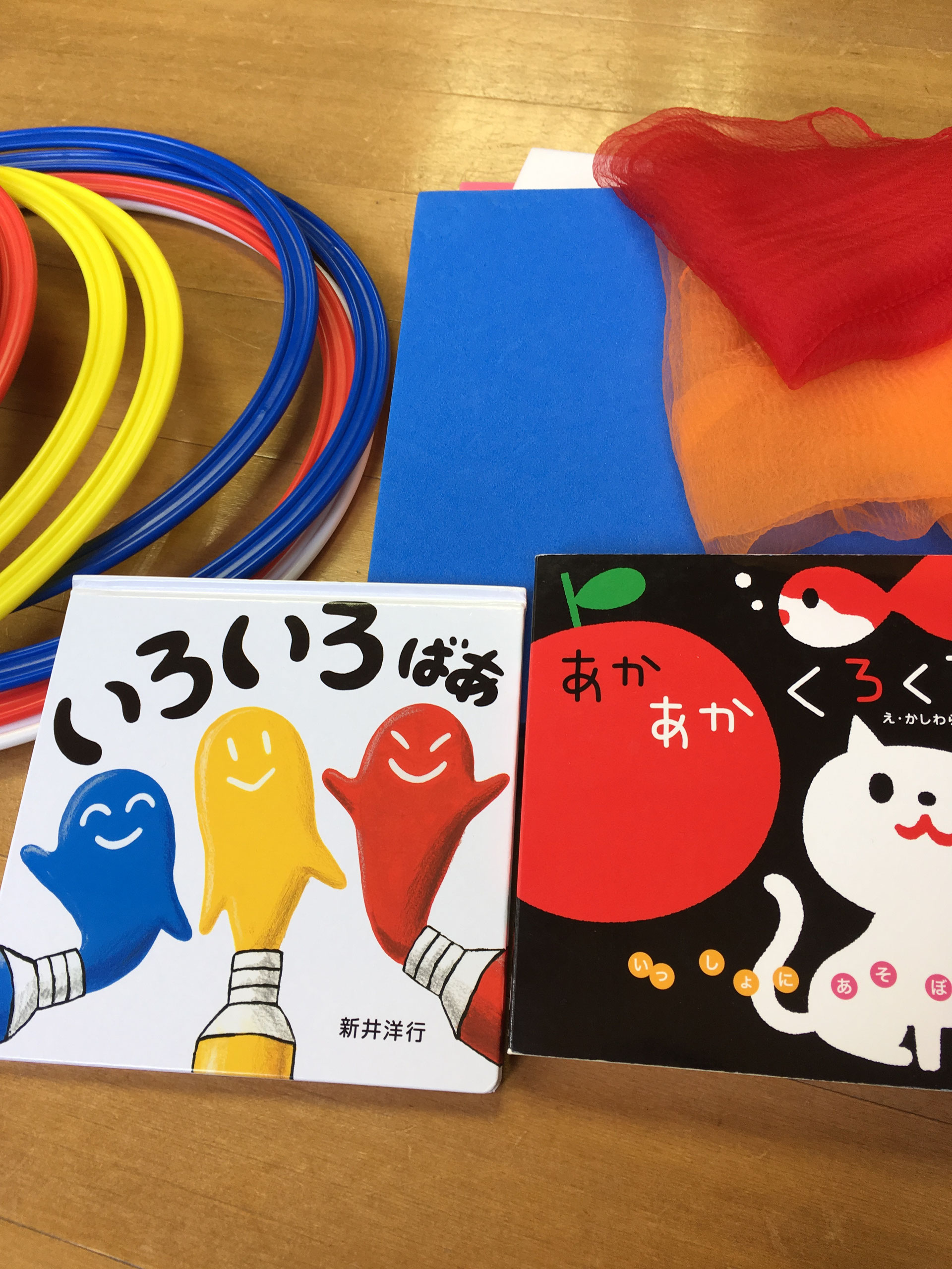 絵本をしっかり見ていました！ - 東長崎cocoiroリトミック・ピアノ教室