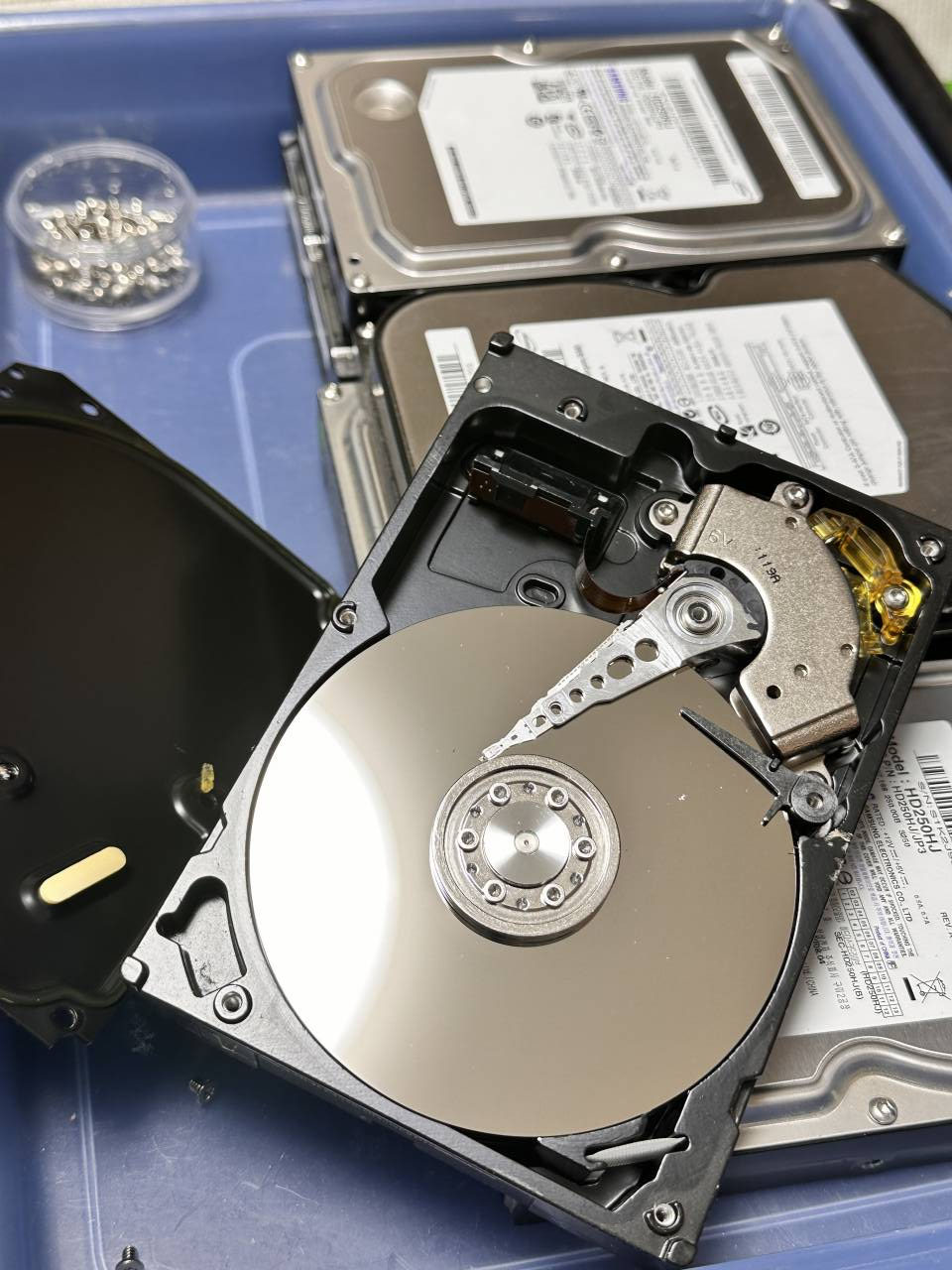 【パソコンの廃棄/データ完全消去承ります】パソコンやNAS、外付けHDDを分解して、ハードディスク等を物理的に破壊→廃棄します。 - ｜土岐市 ...