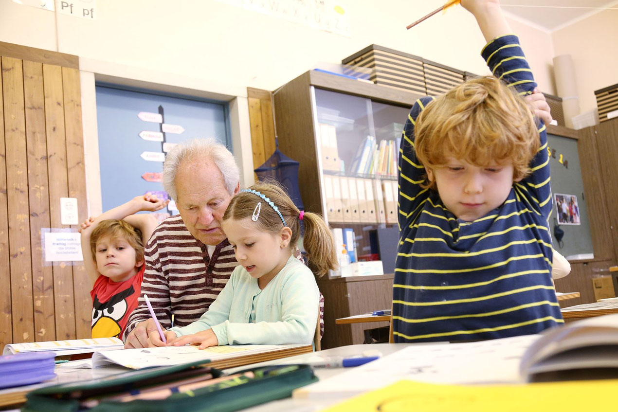Seniorinnen und Senioren im Klassenzimmer: Lebenserfahrung schenken und ...
