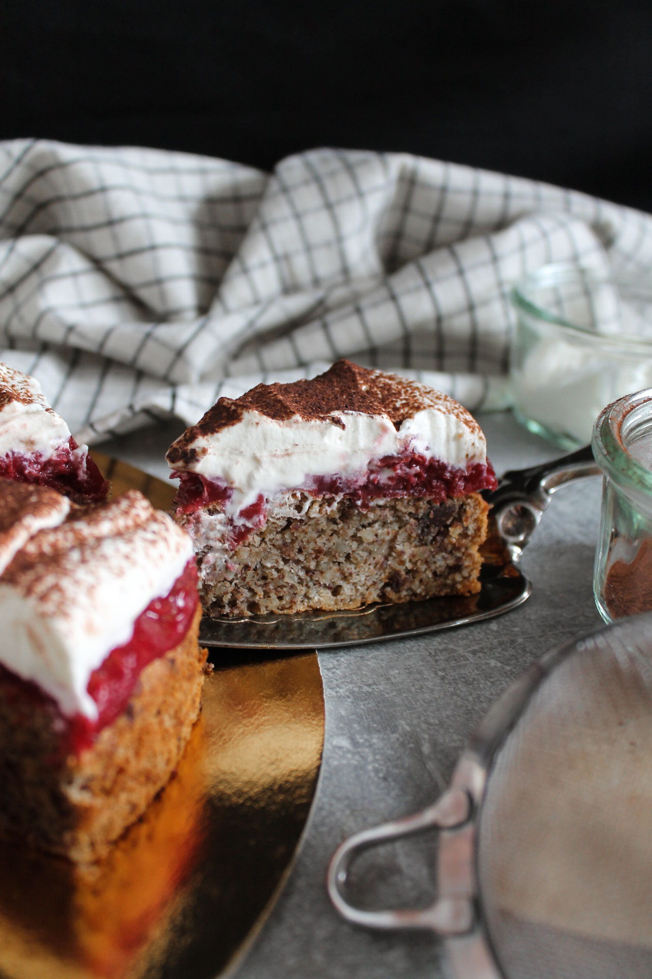 Nuss-Kirsch-Kuchen mit Sahnehaube - (K)leckerei