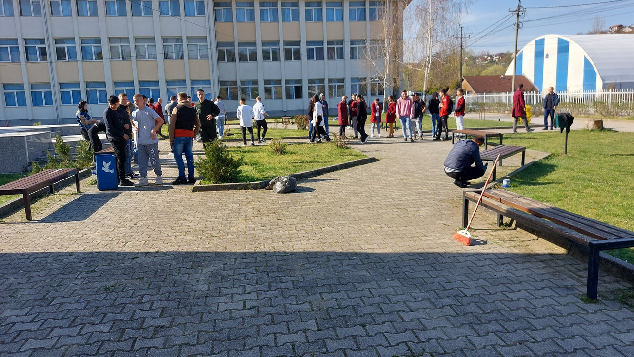 Shkolla - Shkolla e mesme profesionale "Feriz Guri dhe Vëllezërit Çak