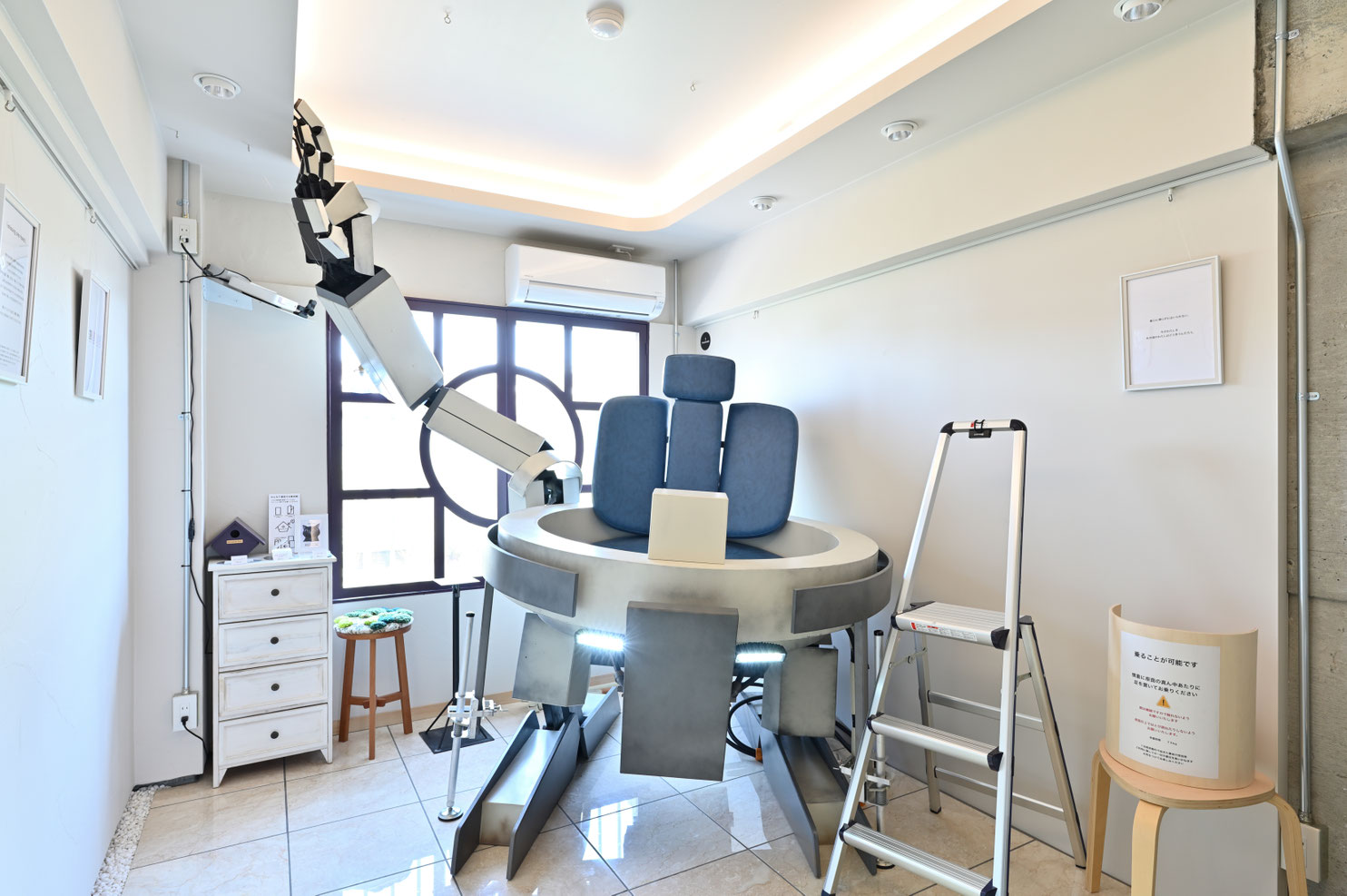 23.5.3-5.15 missing one hand. - 1つだけ美術館公式サイト