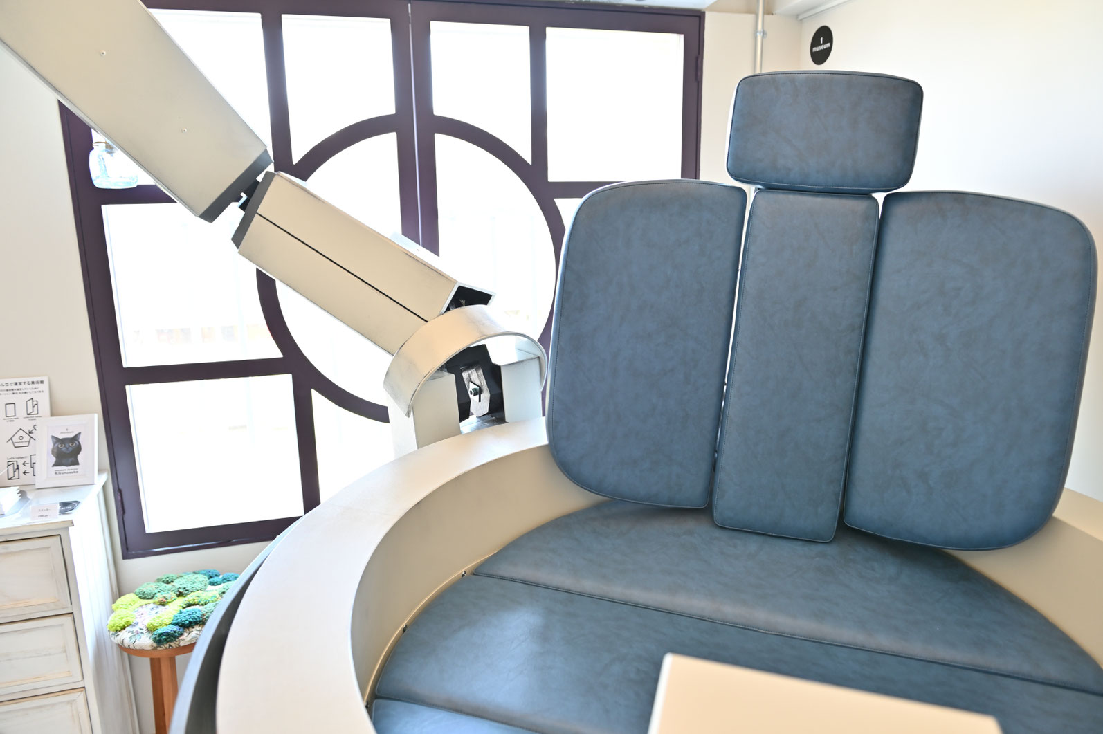 23.5.3-5.15 missing one hand. - 1つだけ美術館公式サイト