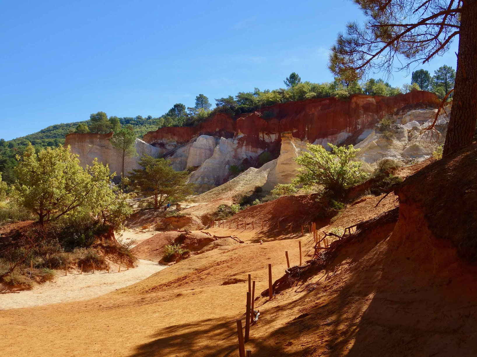 Die Ockerfelsen von Rustrel in Frankreich: Colorado provençal - Tipps