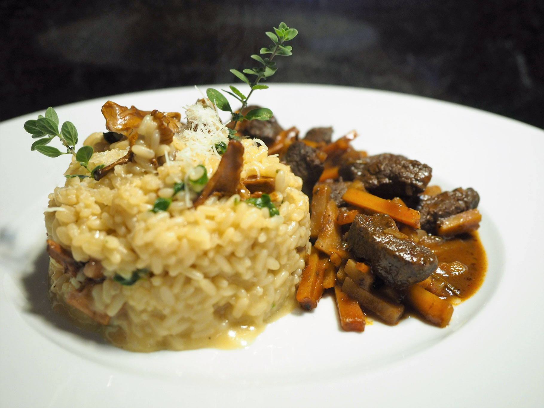 HirschRagout mit viel Wurzelgemüse und eierschwammerl-Risotto und ...