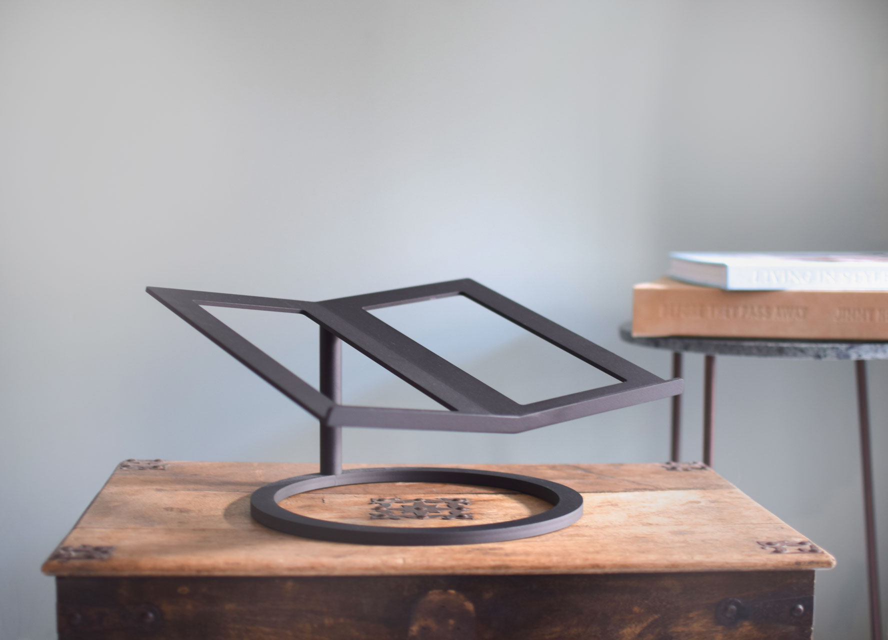 Boekenstandaard zwart - koningshart interieur