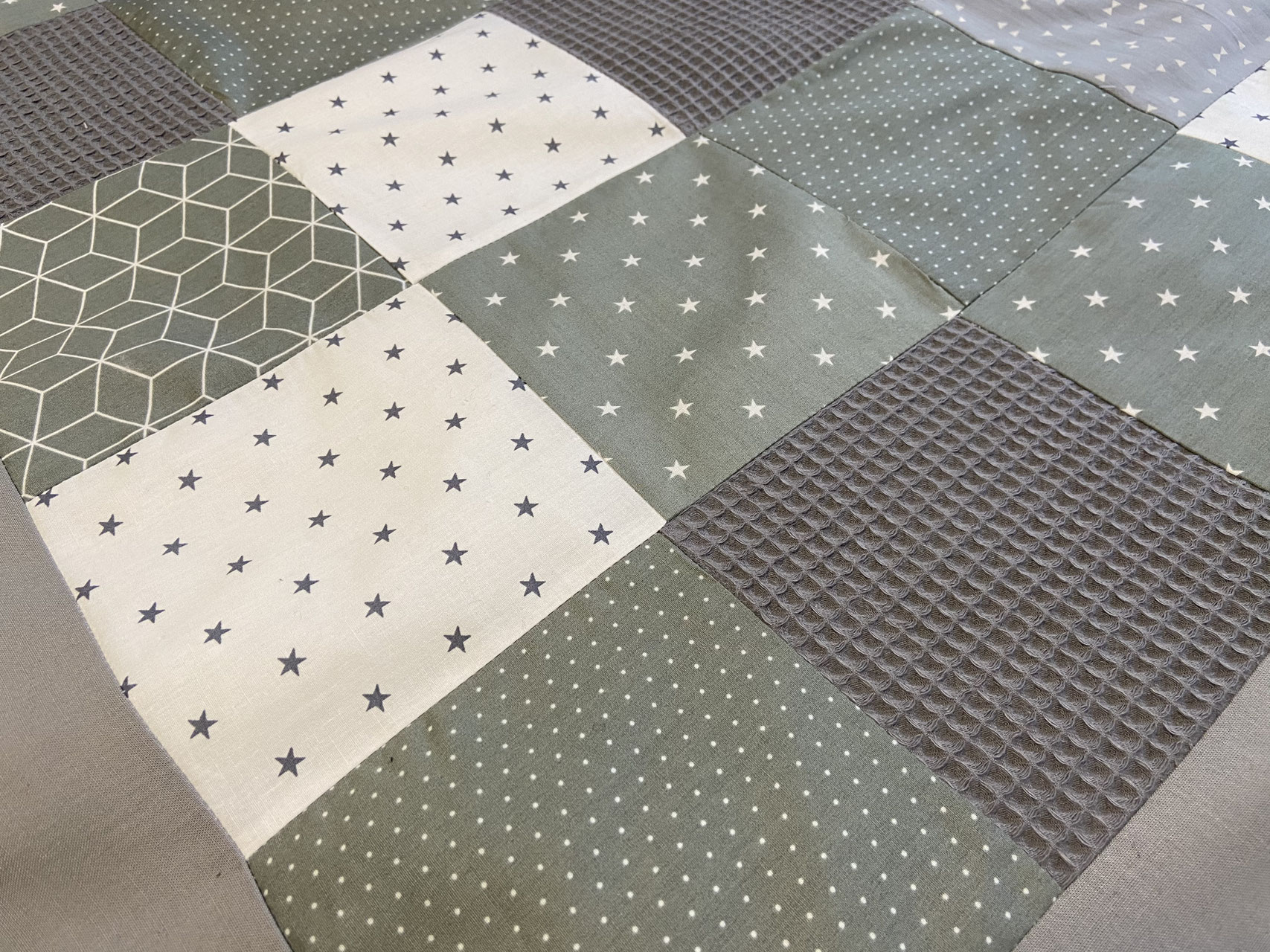 Patchworkdecke Krabbeldecke Babydecke altgrün grau - Tante Ninna Laden