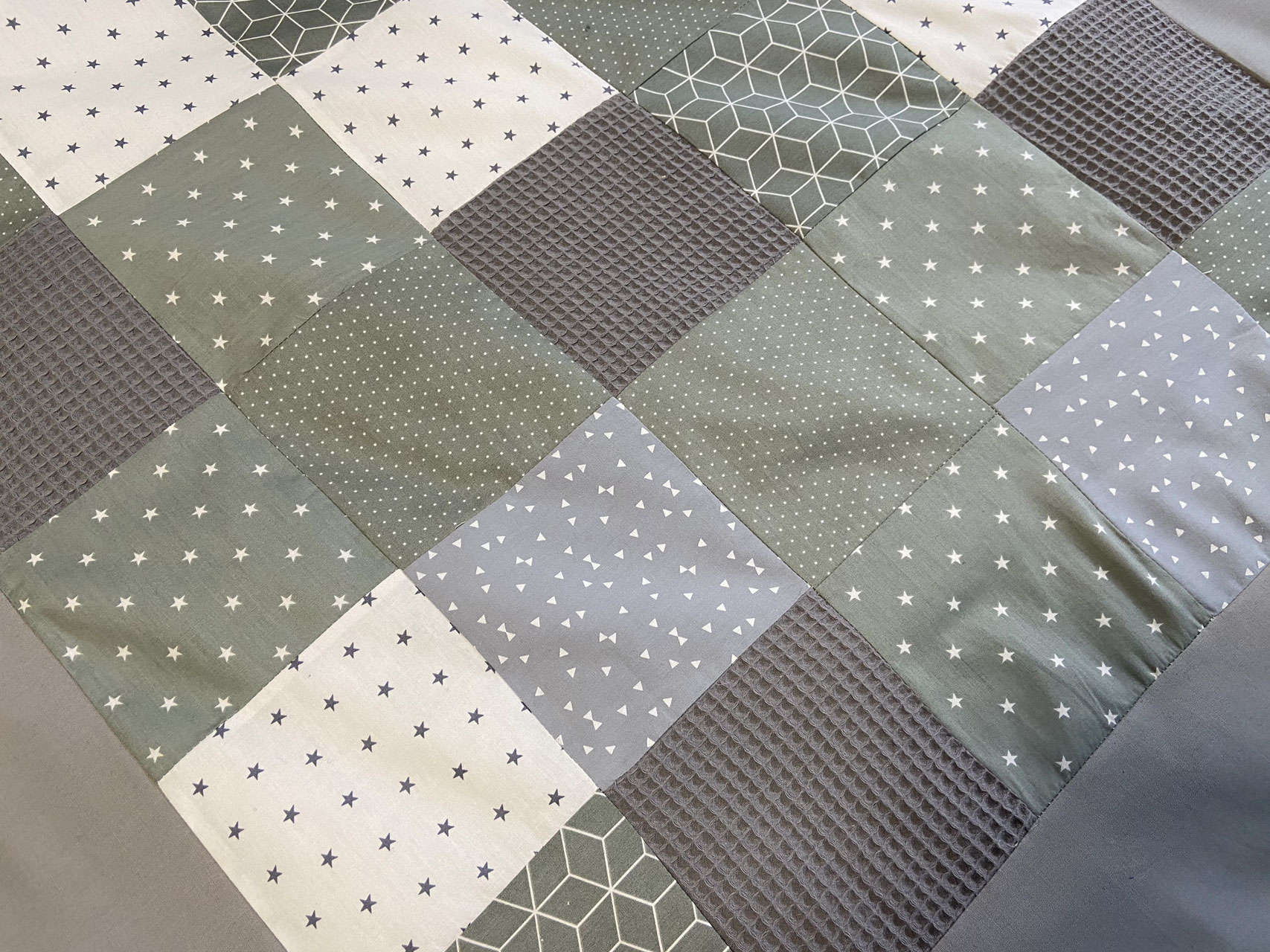 Patchworkdecke Krabbeldecke Babydecke altgrün grau - Tante Ninna Laden