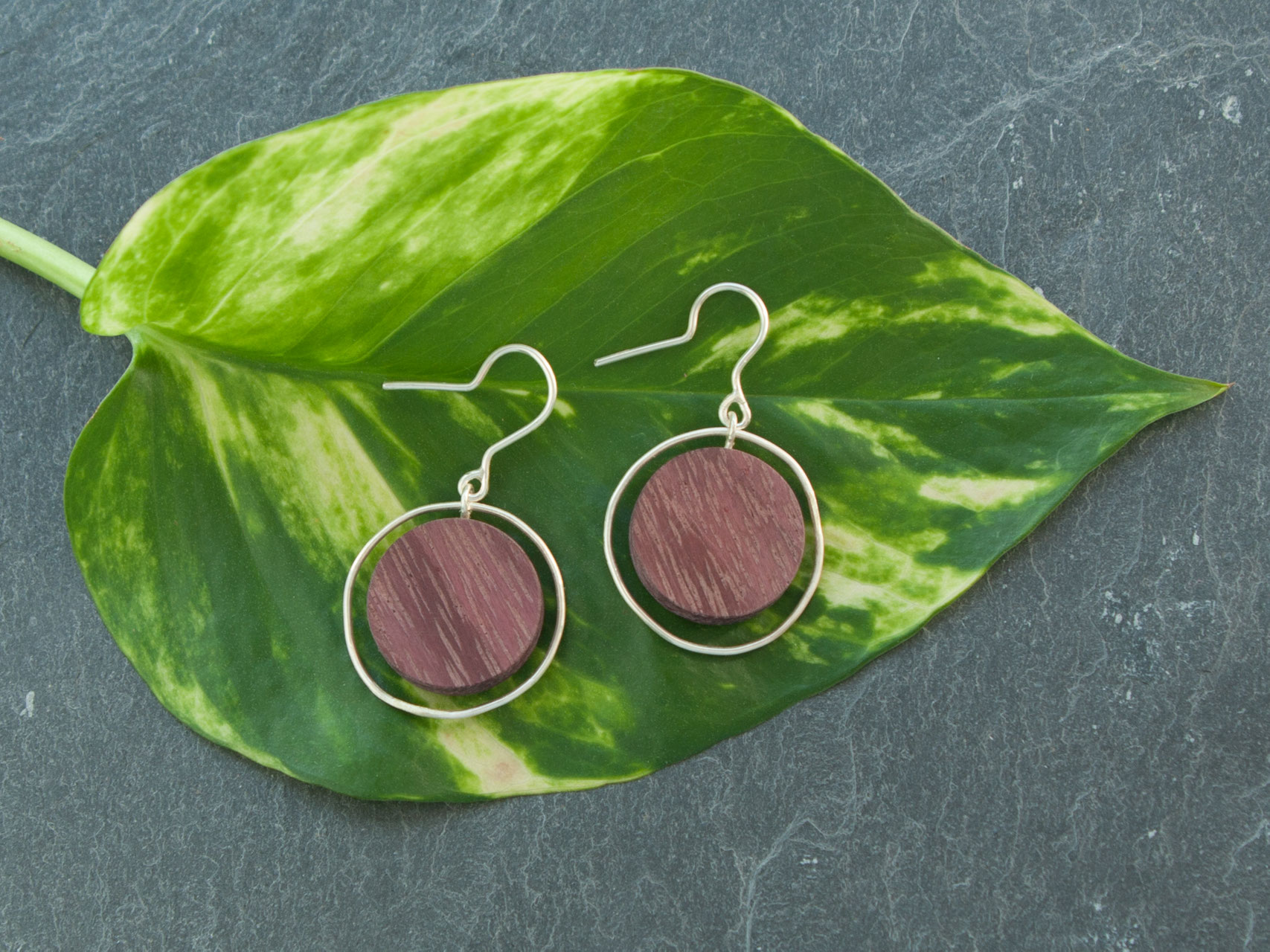 Ohrringe 'Circle' Amaranth - Moderner Holzschmuck - Schmuck von ...