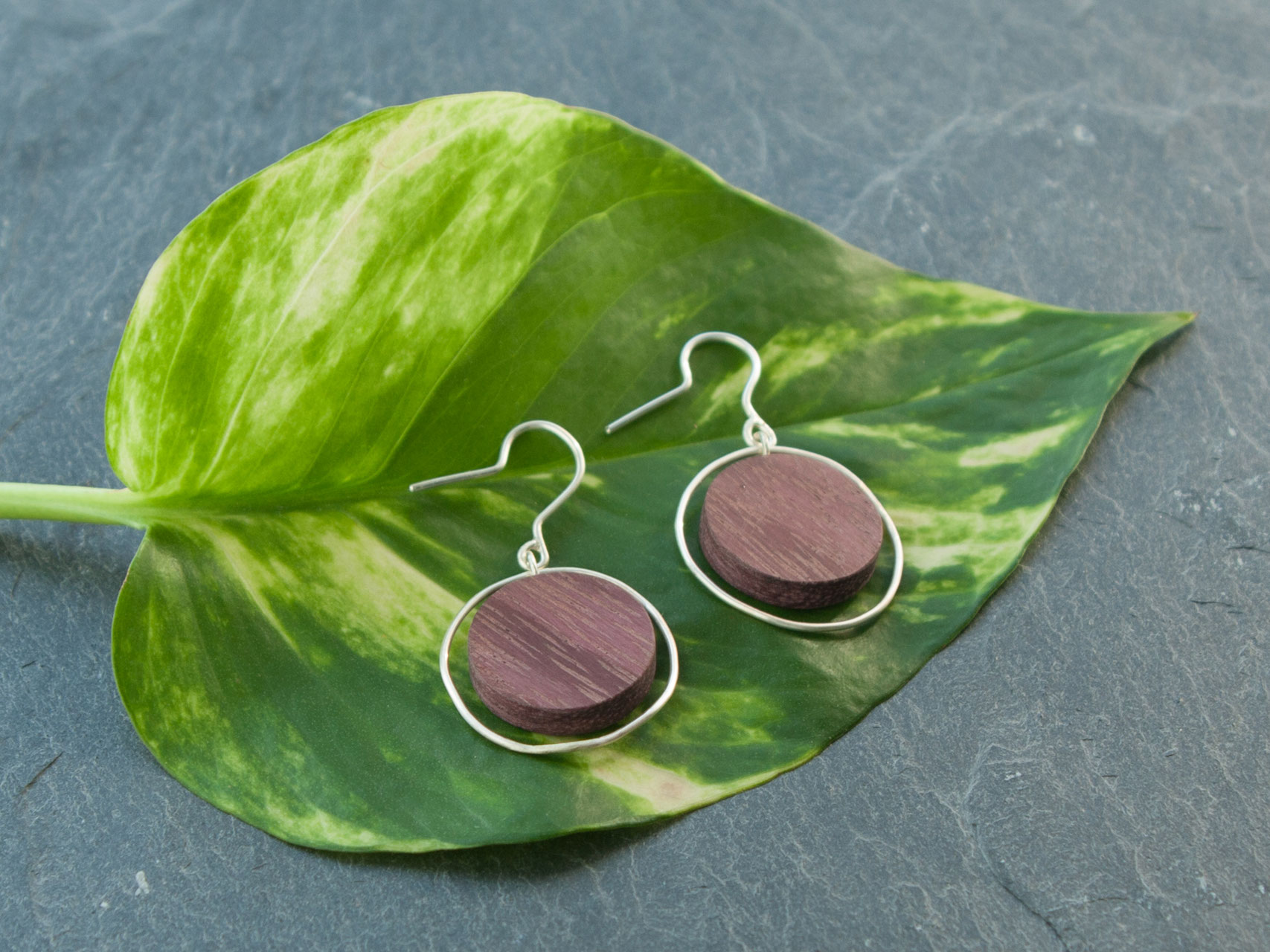 Ohrringe 'Circle' Amaranth - Moderner Holzschmuck - Schmuck von ...