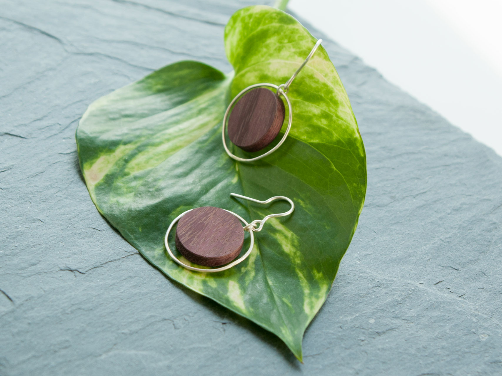 Ohrringe 'Circle' Amaranth - Moderner Holzschmuck - Schmuck von ...