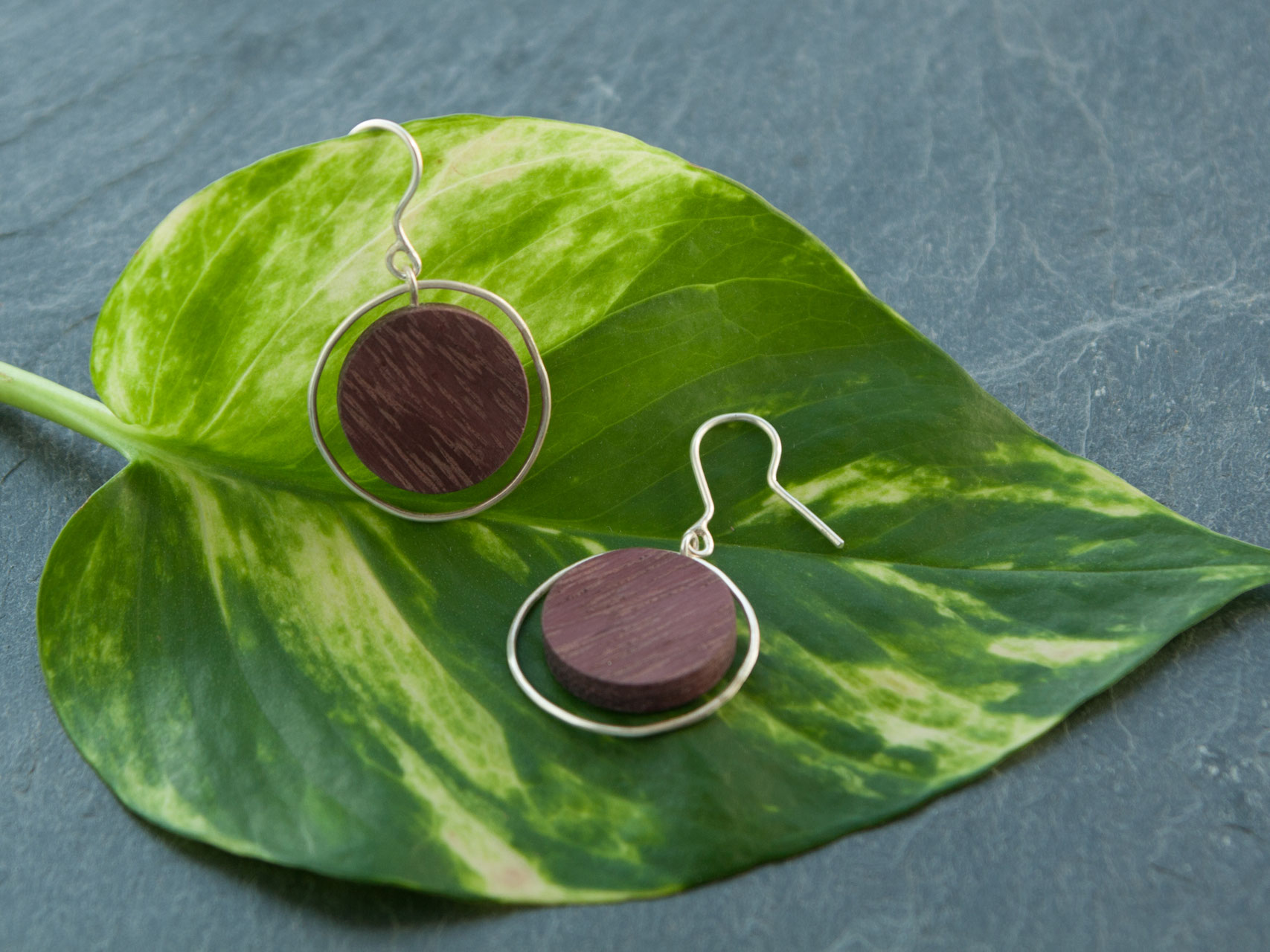 Ohrringe 'Circle' Amaranth - Moderner Holzschmuck - Schmuck von ...