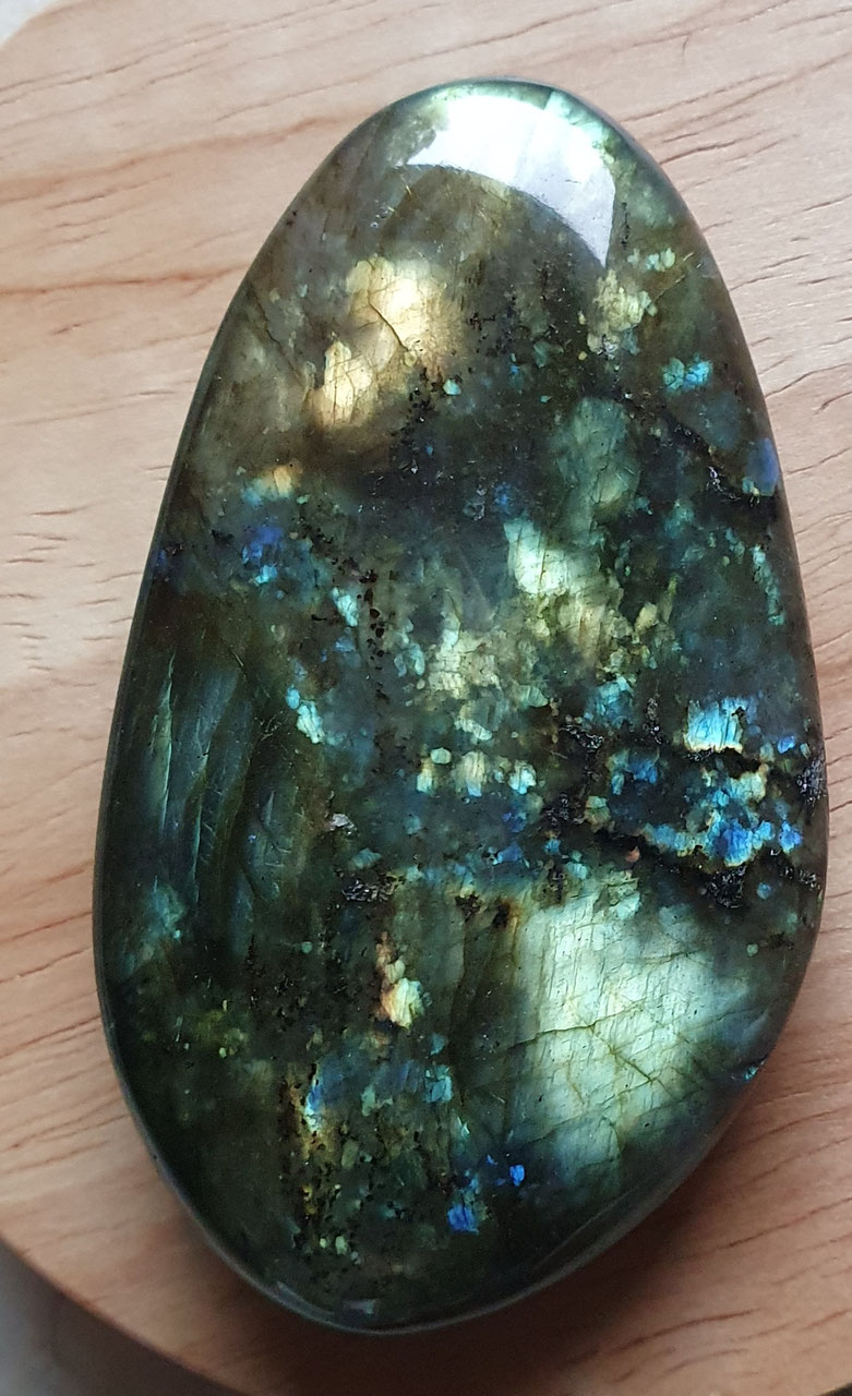 Labradorit - Steintruhe - Mineralien und feine Accessoires