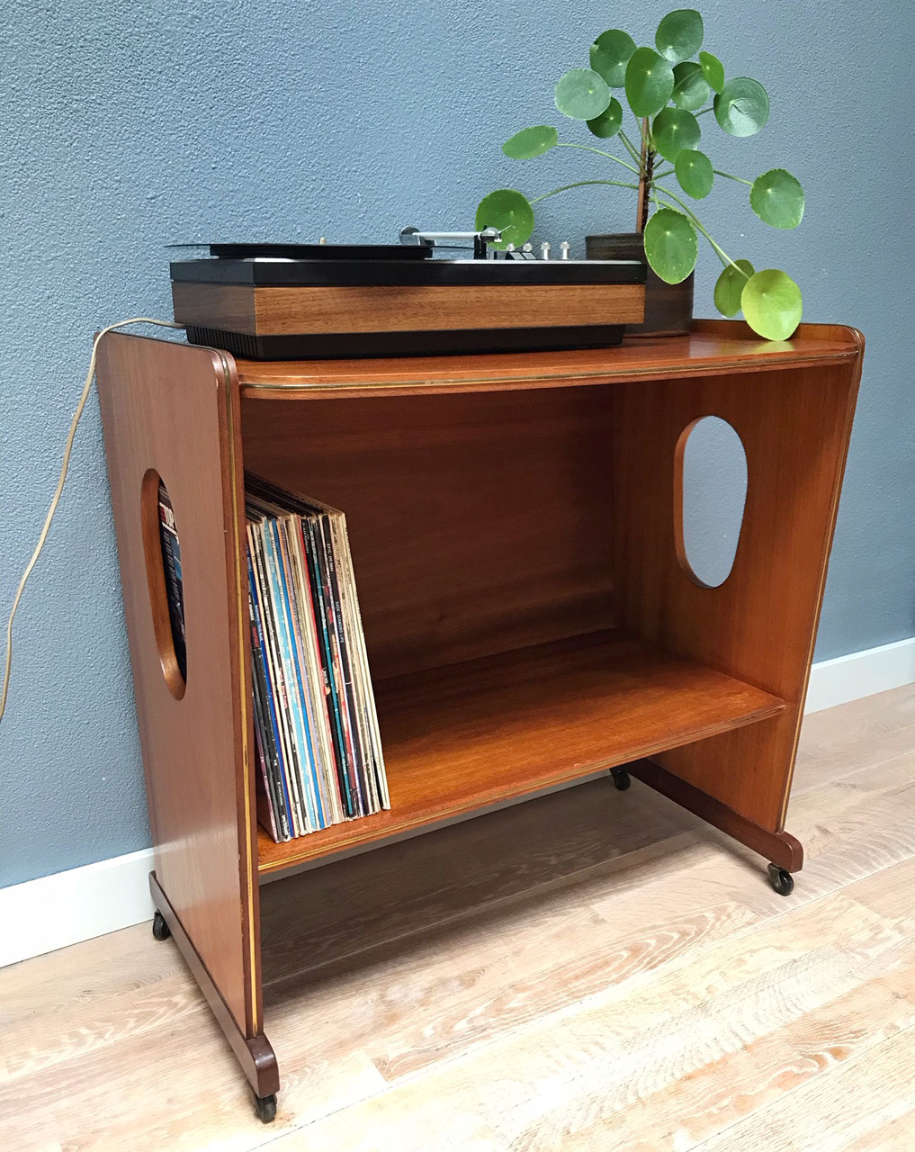 Vintage LP-kast op wielen - Beautiful Waste - Stijlvolle tweedehands ...