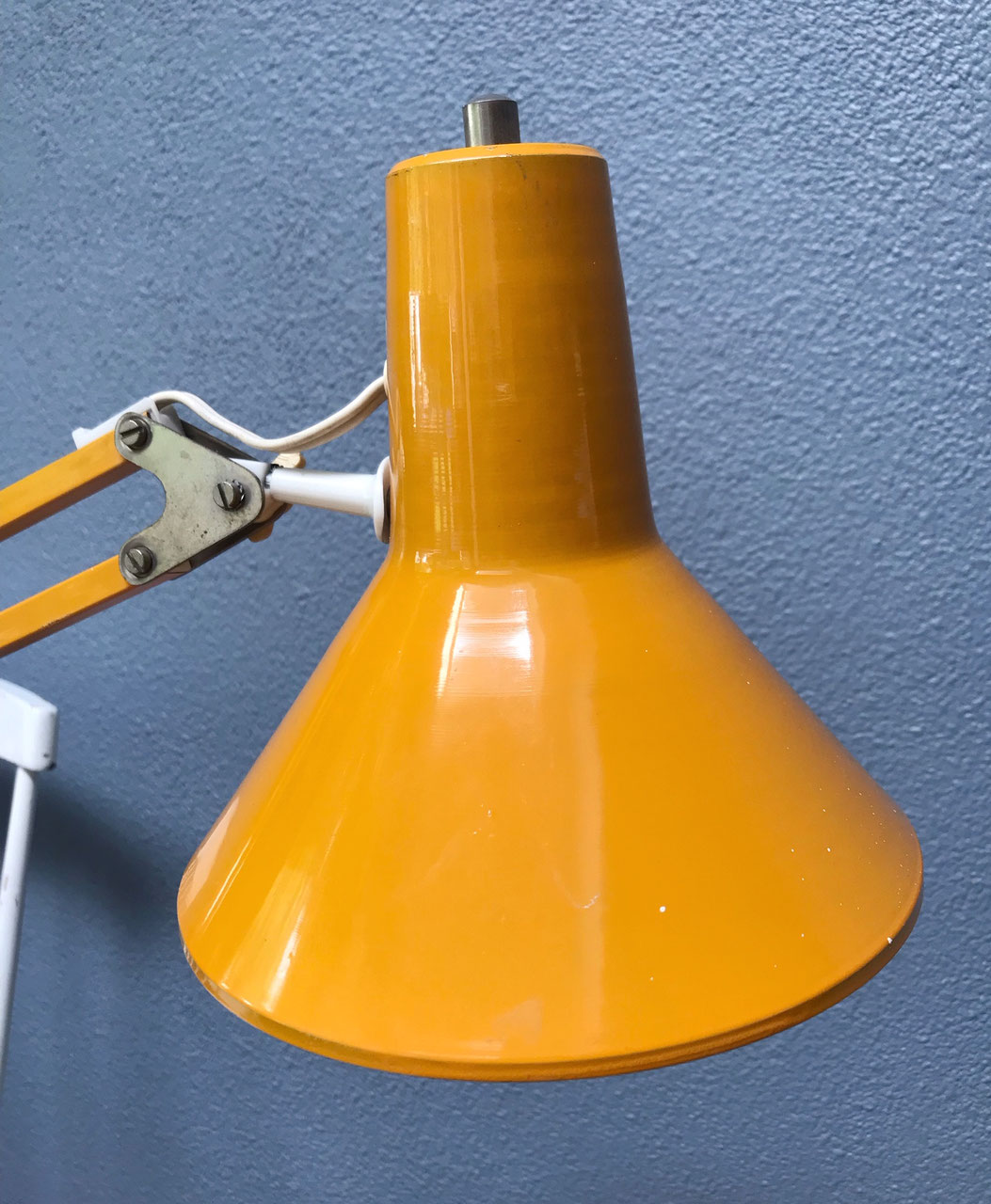 Gele scharnierlamp / bureaulamp - Beautiful Waste - Stijlvolle ...