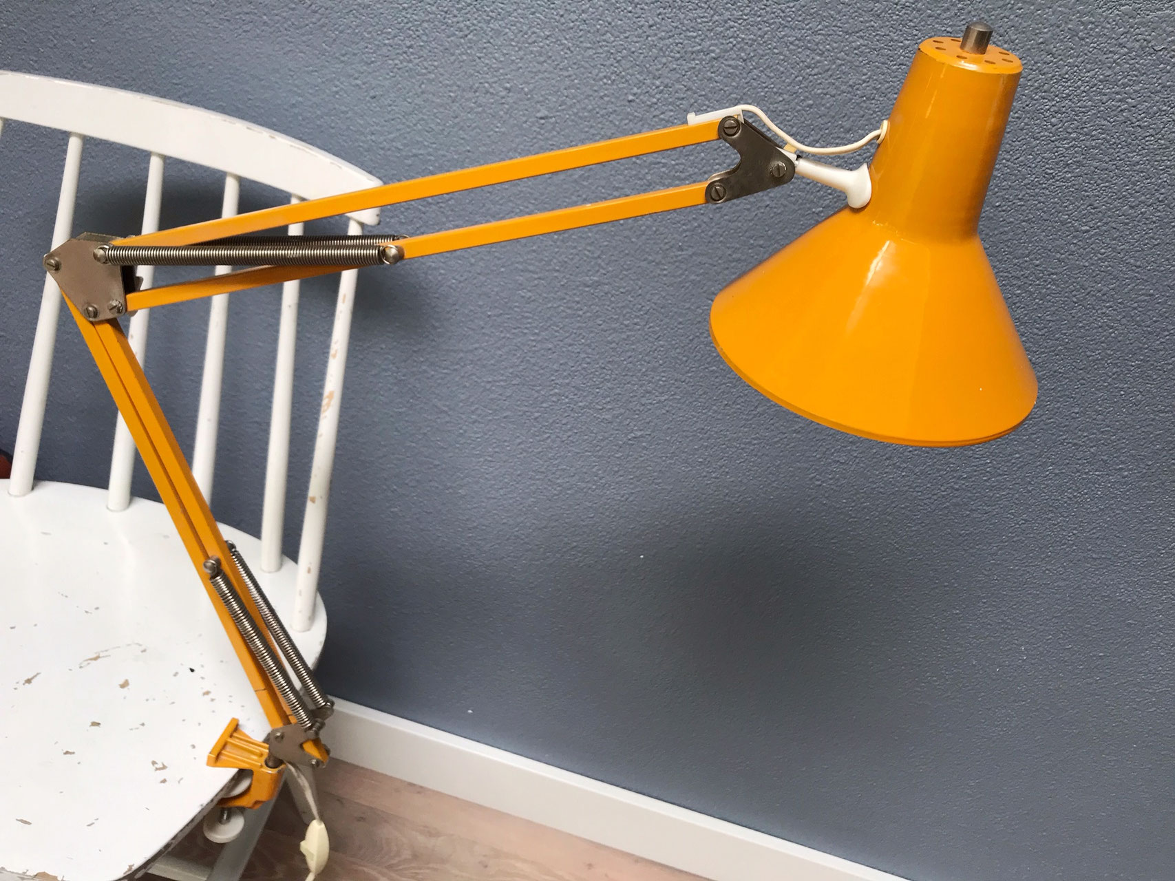 Gele scharnierlamp / bureaulamp - Beautiful Waste - Stijlvolle ...