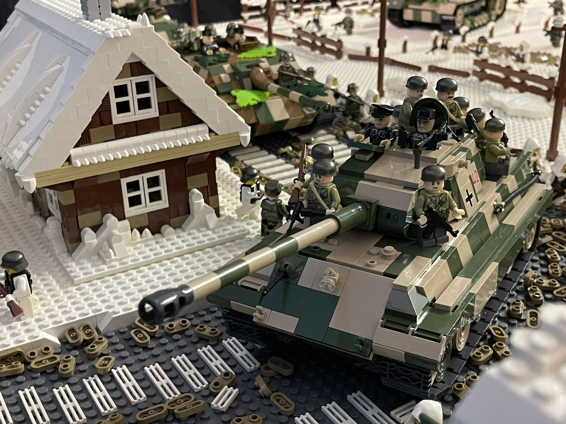 Il construit la première et seconde guerre mondiale en LEGO® et fait ...