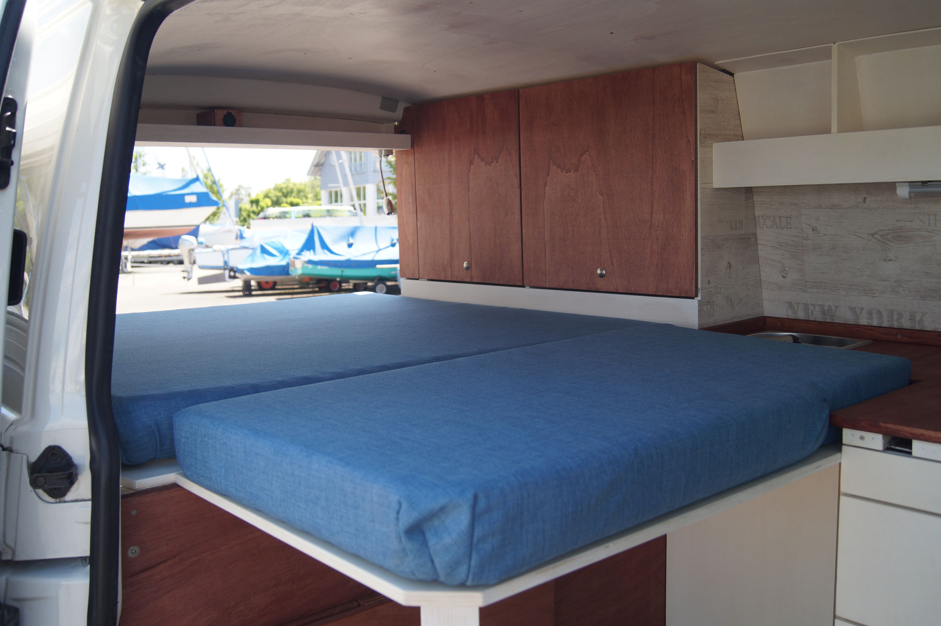 Ausbau und Installationen weg - Bulli Camper by Camper & Cars