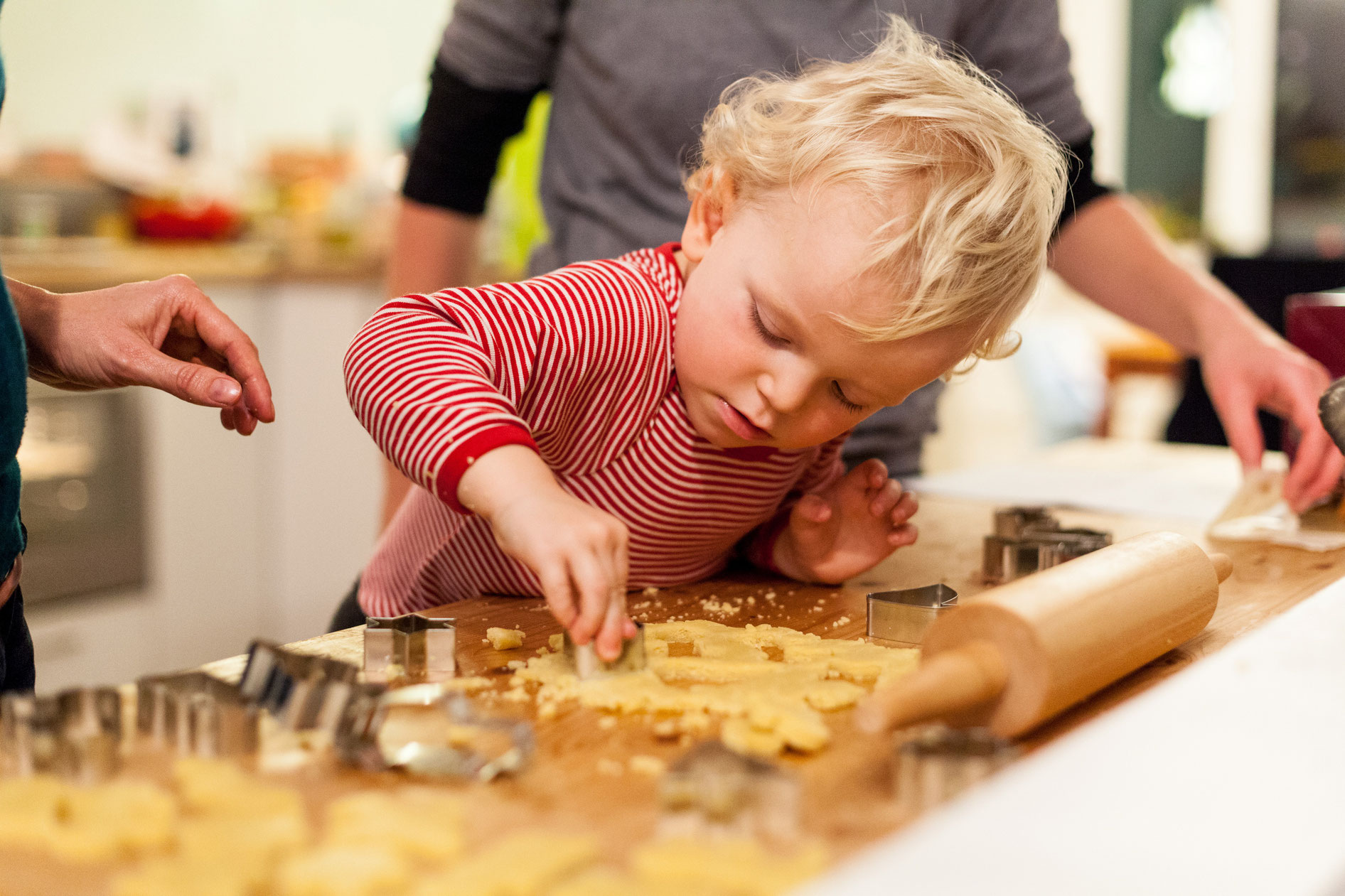 Was lernen kleine Kinder beim gemeinsamen Guetzli-Backen? - small Foot