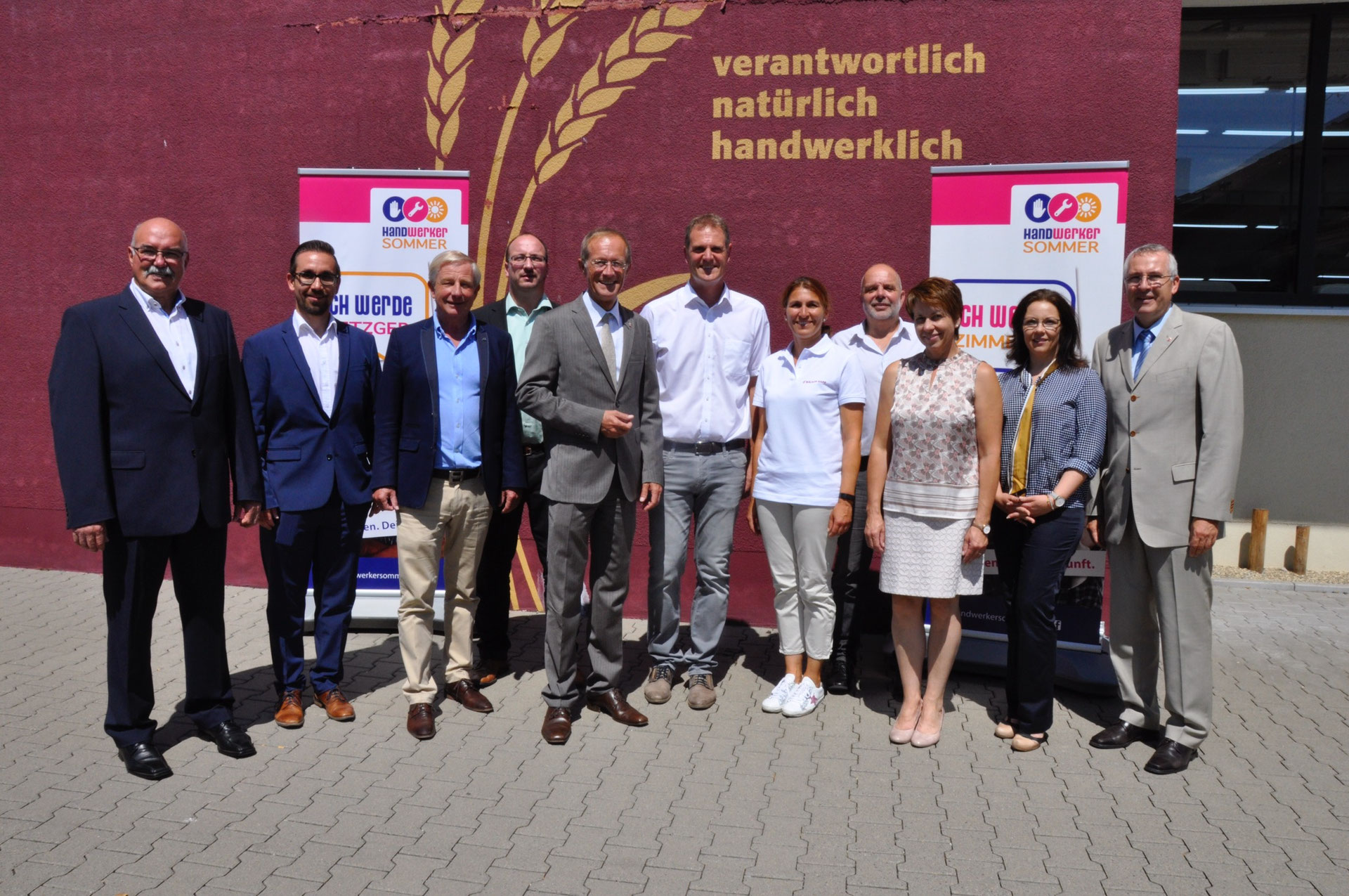 Staatsminister Axel Wintermeyer macht sich ein Bild vom ...