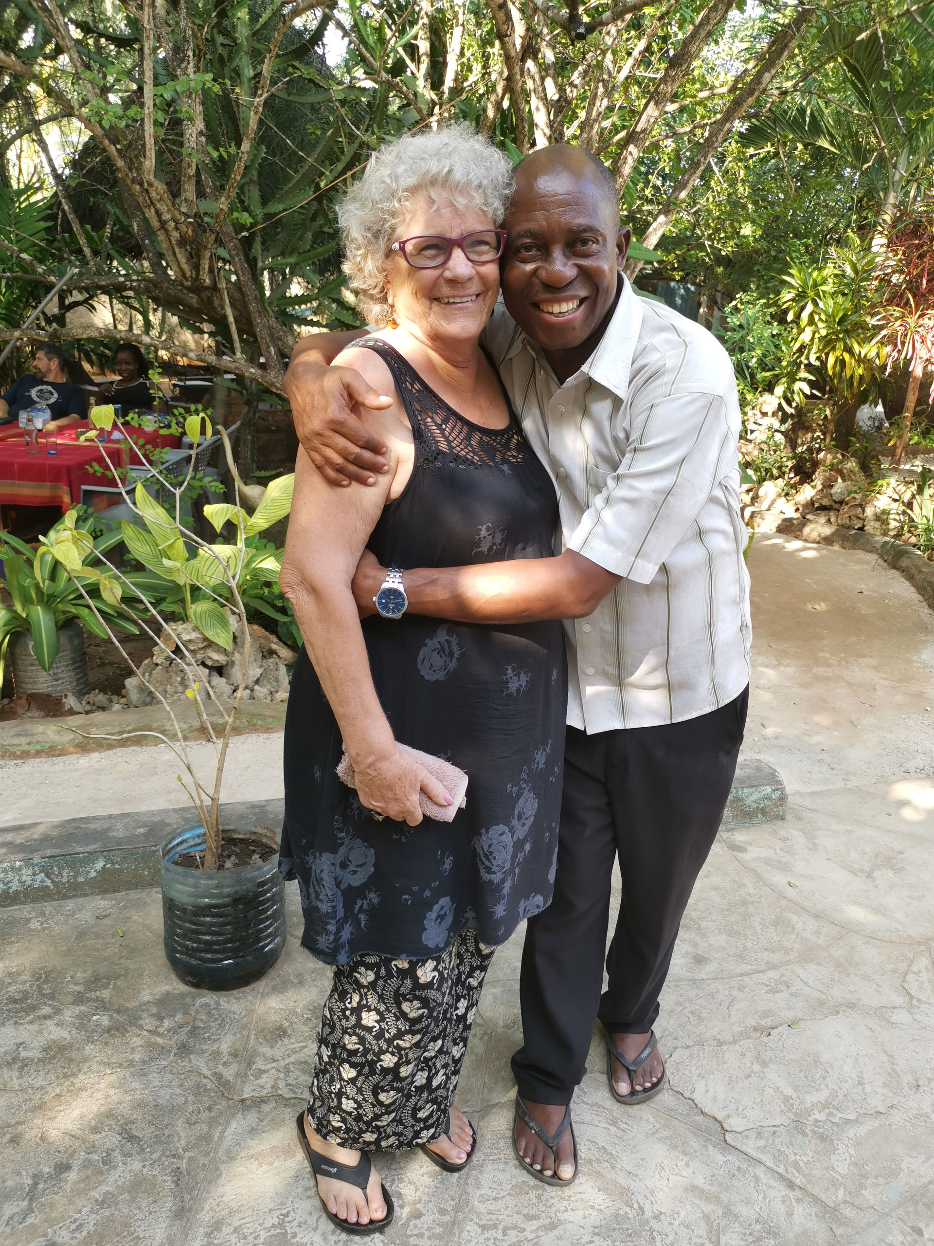 Wir sind eine kleine Gruppe, die bedürftigen Kindern hilft. - Ngoloko ...