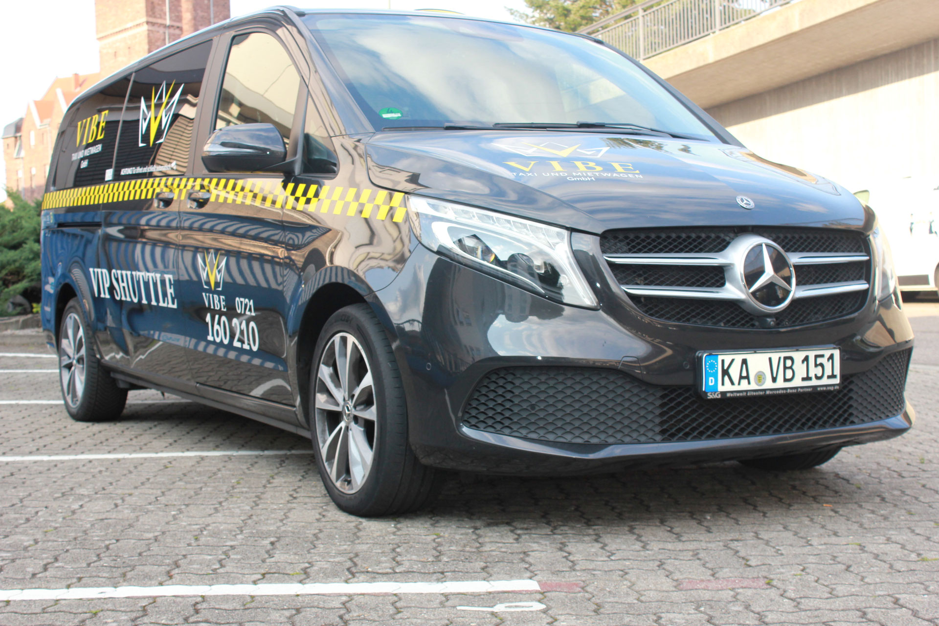 VIP Shuttle service - 99designs-5e52d3657c2d0s Webseite!