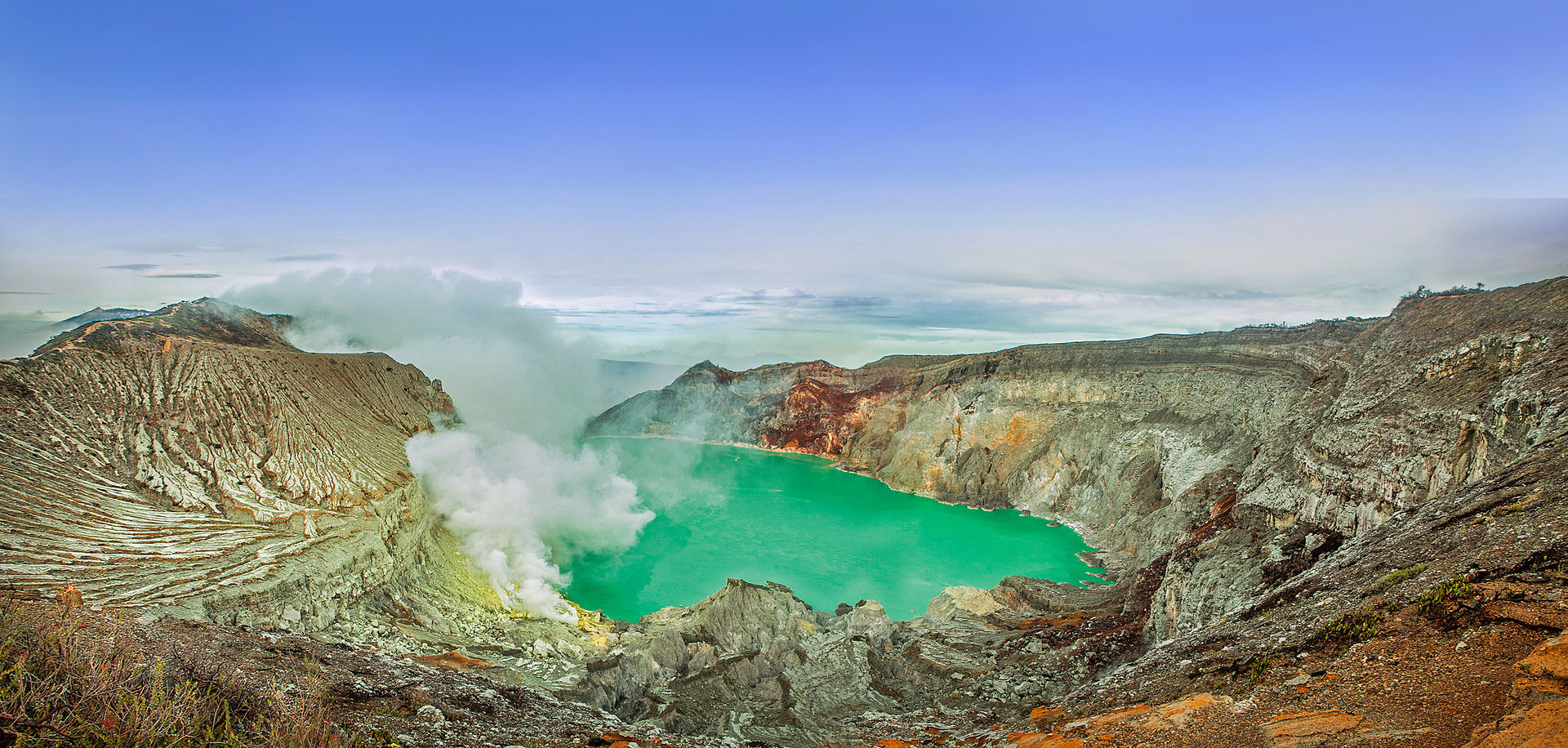 Une randonnée magnifique au cœur du volcan au cratère vert à l’est de ...