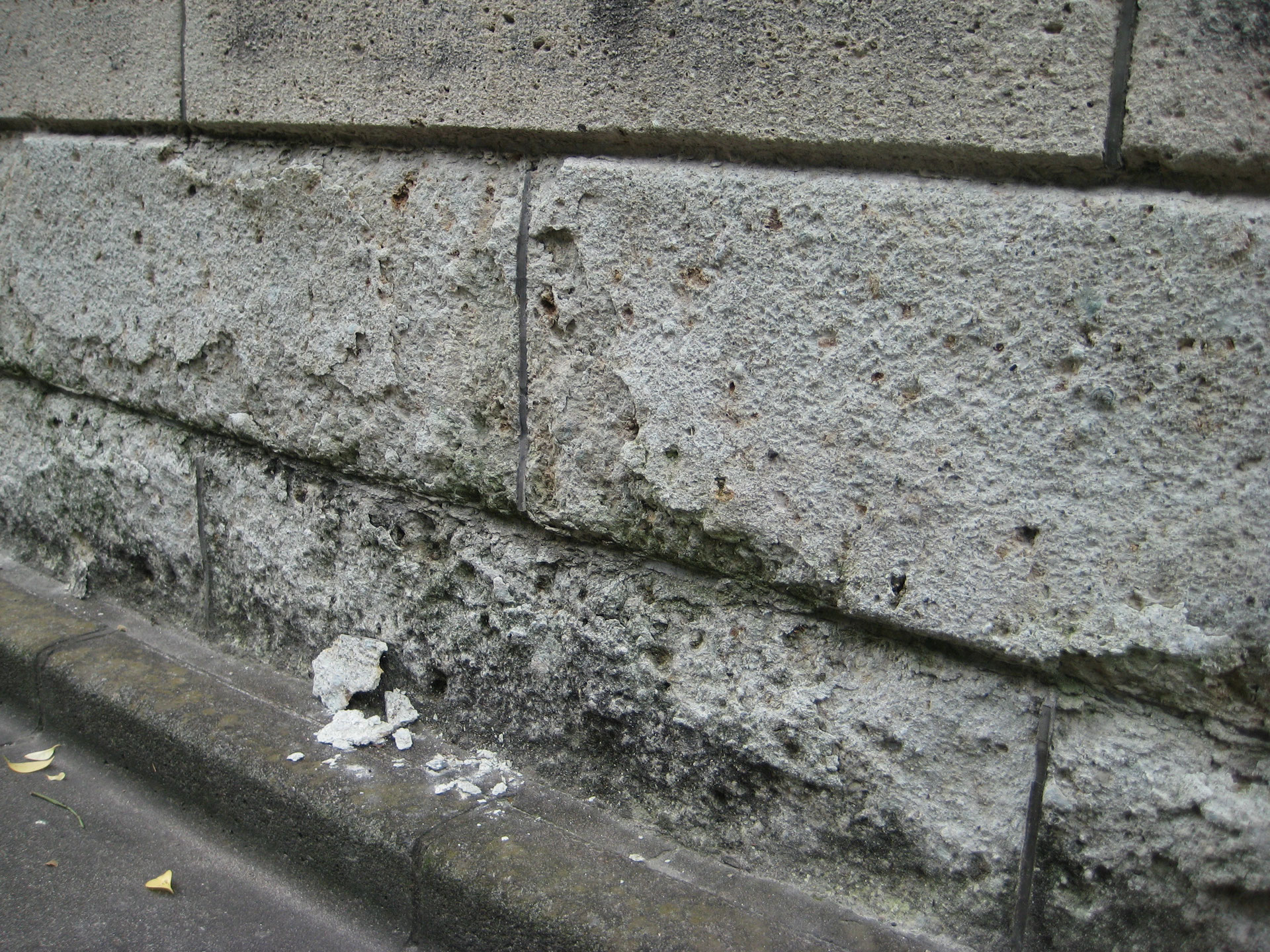 Stonecourt大谷石表面強化剤/ご自宅の大谷石はボロボロとして Stonecourt大谷石表面強化剤/ご自宅の大谷石はボロボロとして