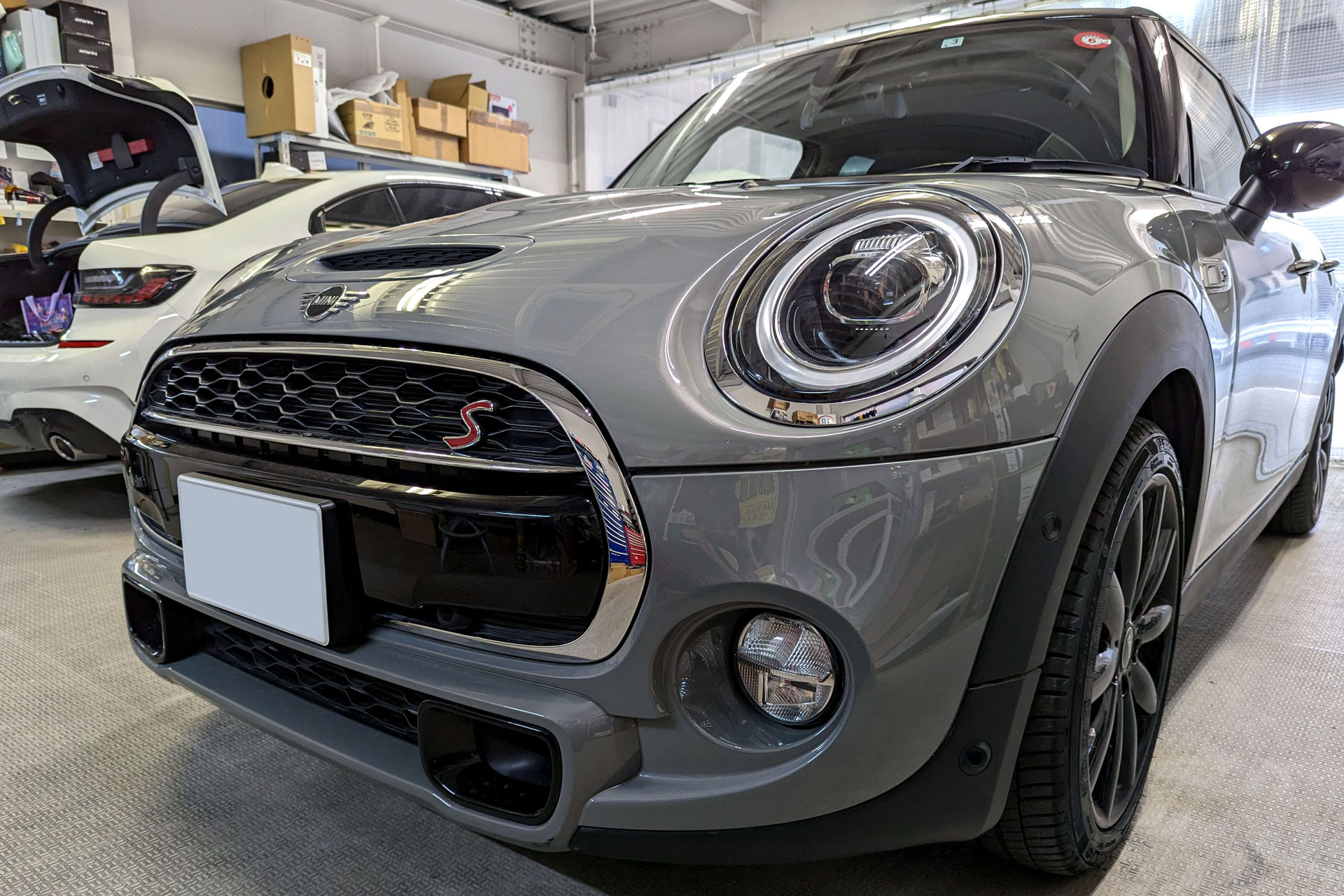 BMW MINI F55 クーパーS ドライビングモードスイッチ後付＋コーディング - BMW・ベンツ・アウディ・VW・ポルシェのコーディング、純正オプション後付、各種自動車部品取付販売