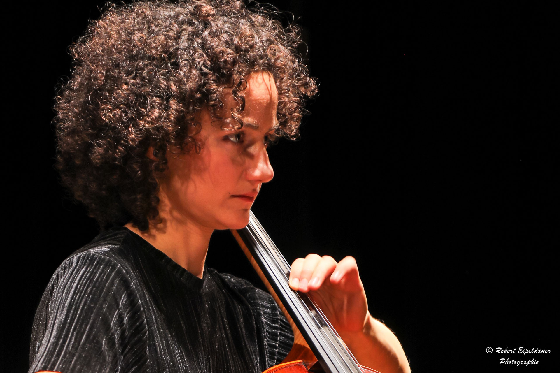 engagiert. eigensinnig. - Anna Schweizer. Violoncello.