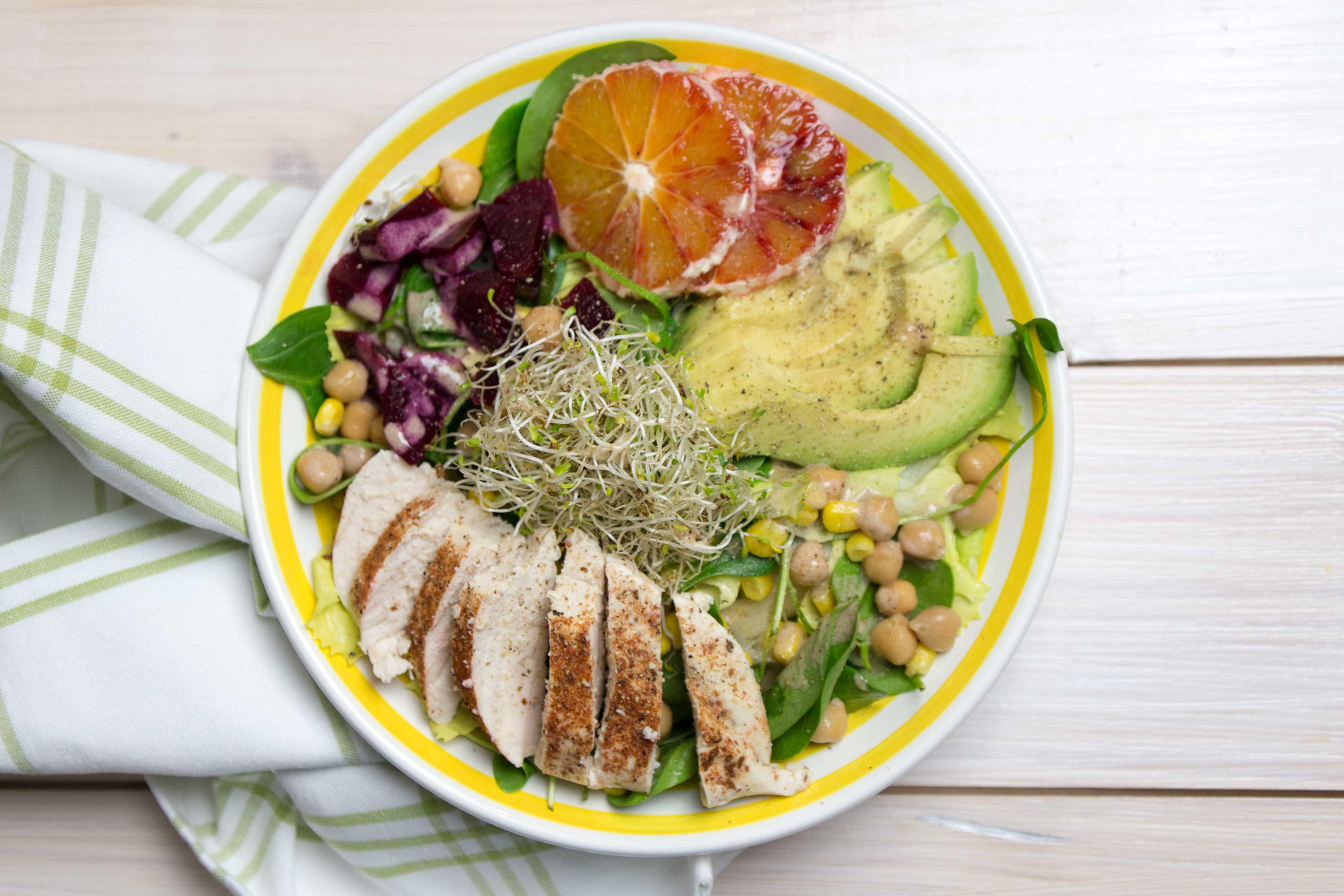 Fitness-Salat mit Pouletbrüstchen. - Steamhaus