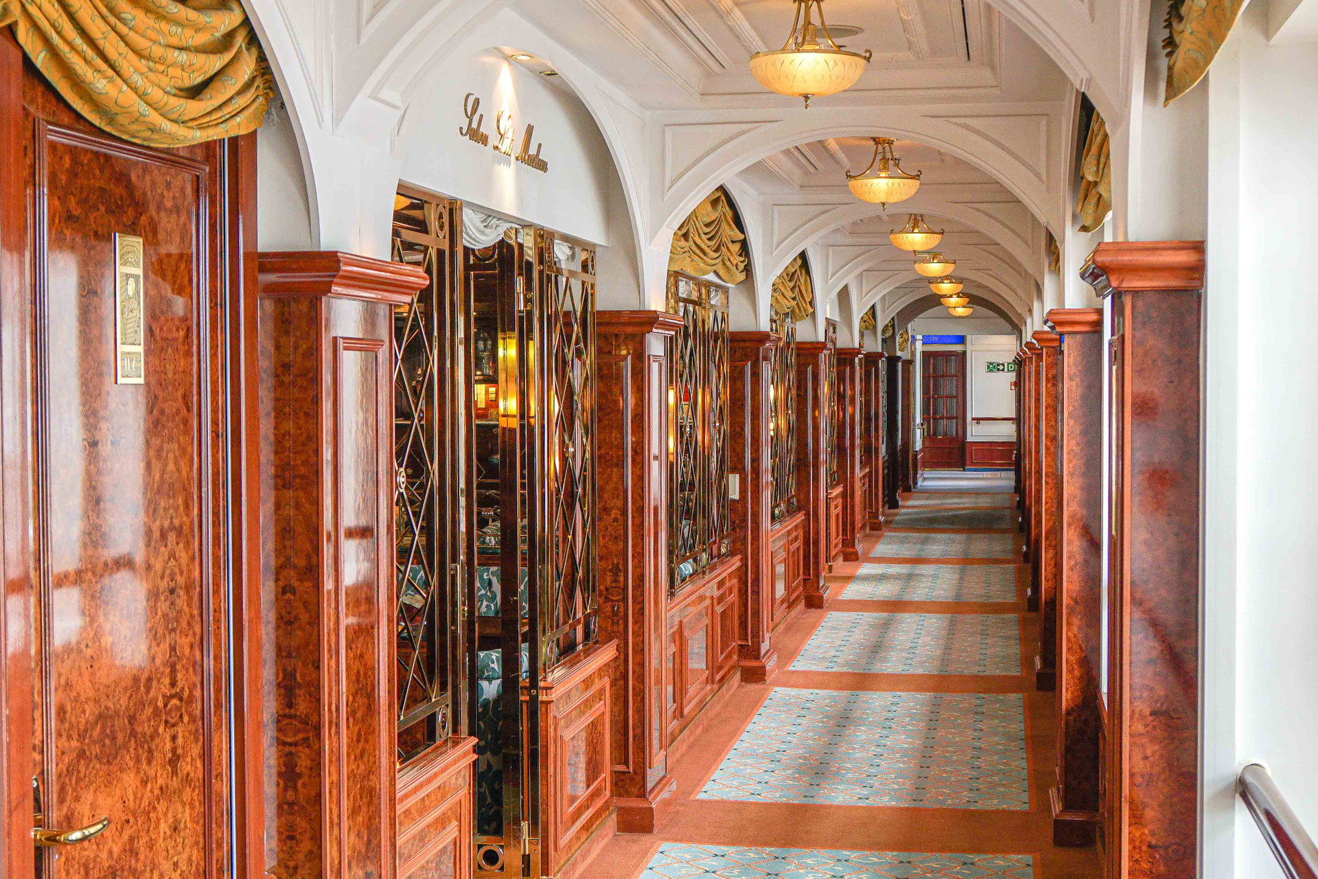 MS Deutschland: Ein Kreuzfahrtschiff mit Charakter - Cruise Paper