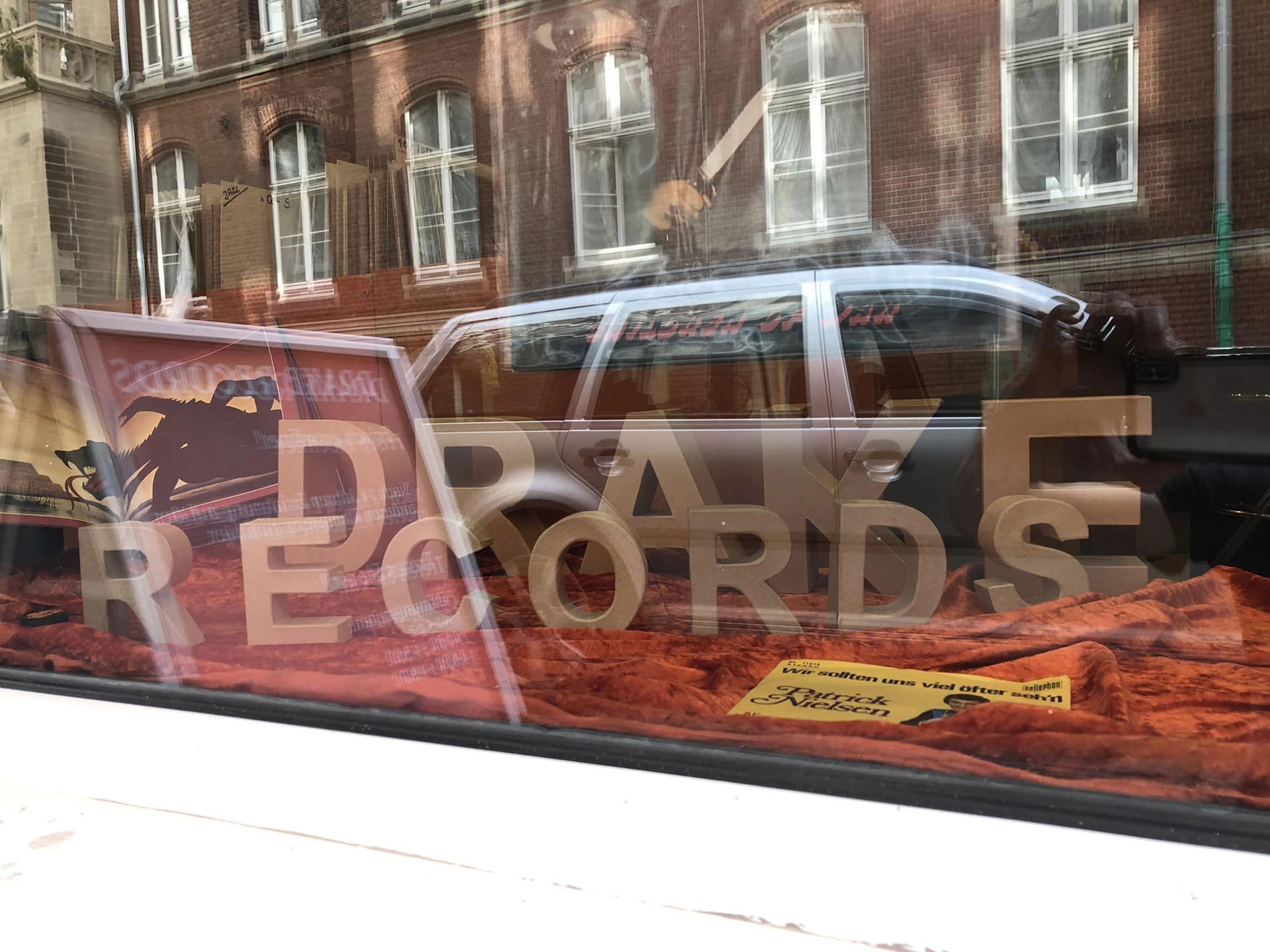 Store Pics - Drake Records Vinyl Store / Schallplatten An- u. Verkauf