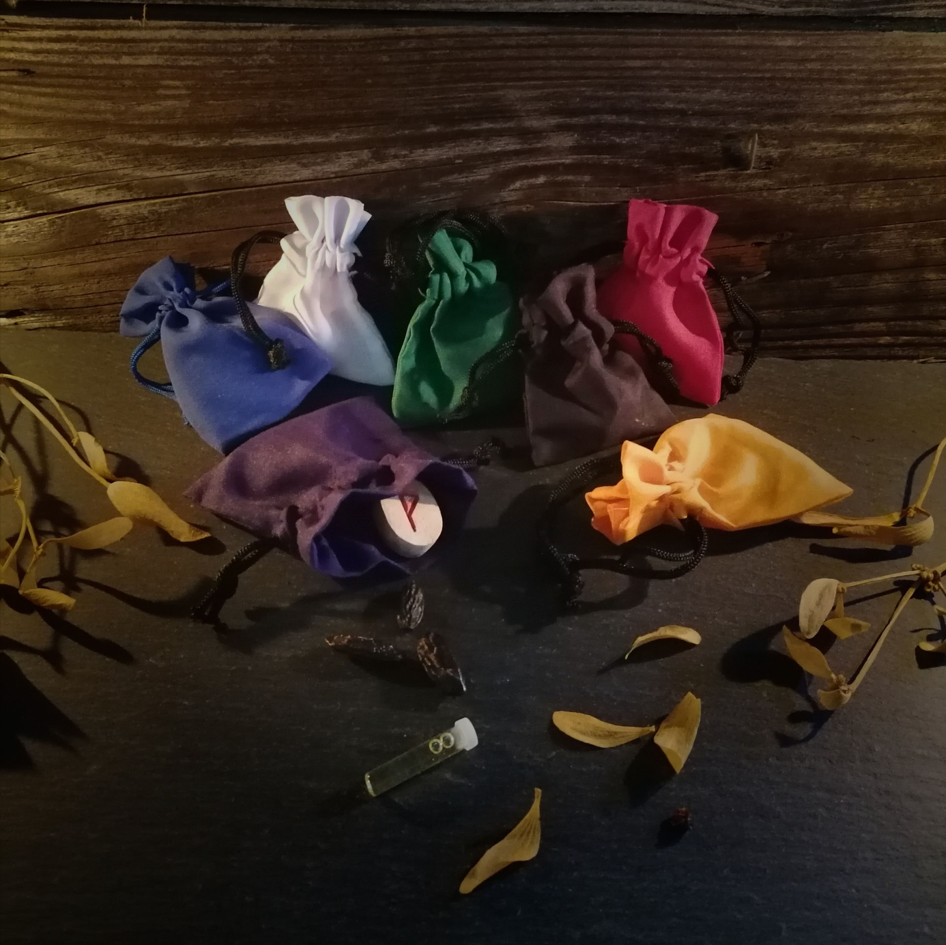 Einen Mojo Bag (Zauber Beutel) herzustellen und zu nutzen dient dazu ...