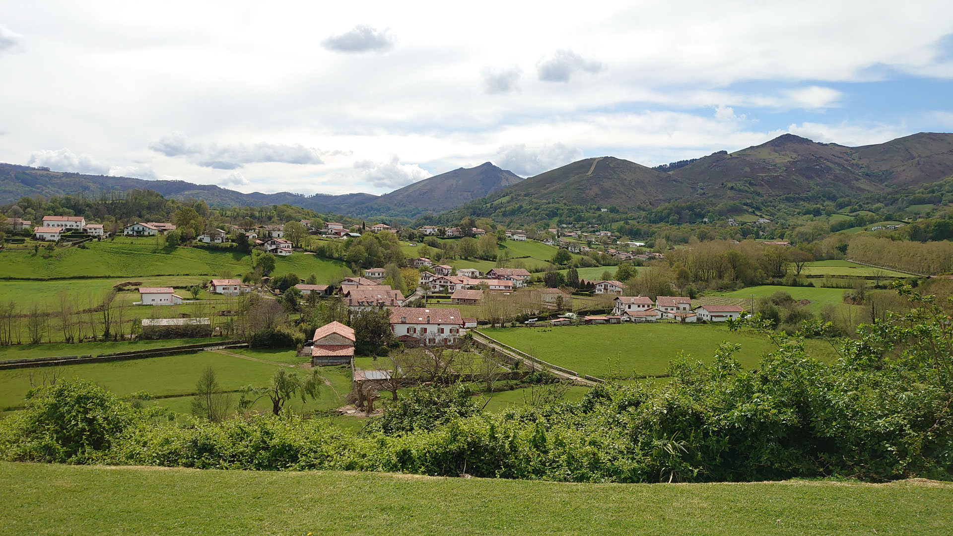 Sare - Sehenswürdigkeiten - Urlaubsplanung - Frankreich