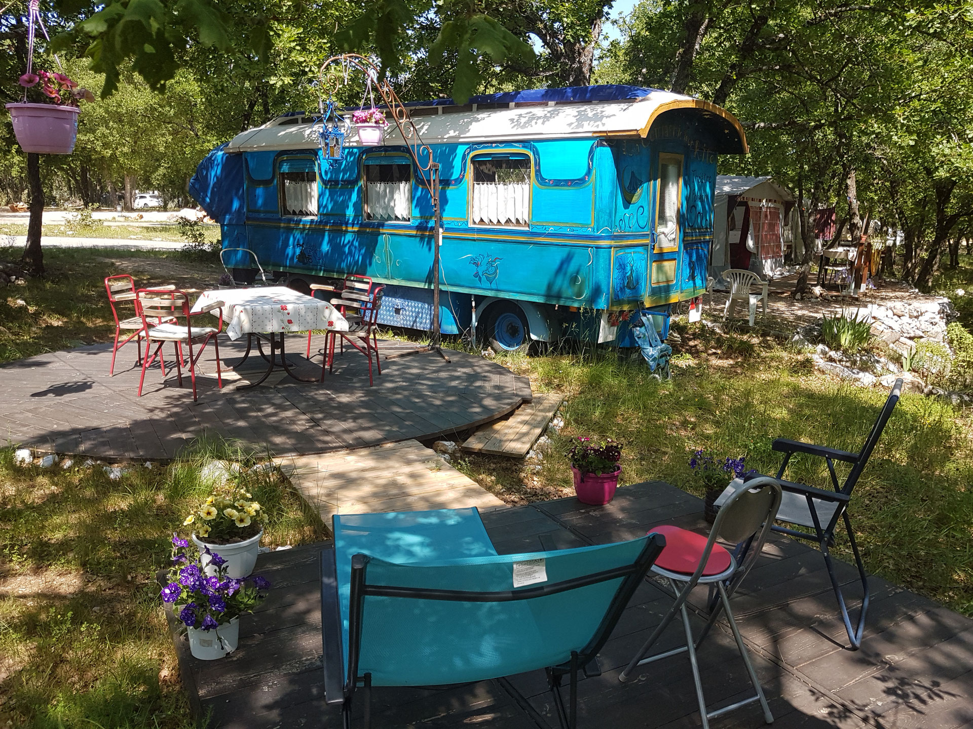 Au bord d'un lac, un camping et... une roulotte. - Vos vacances en roulotte