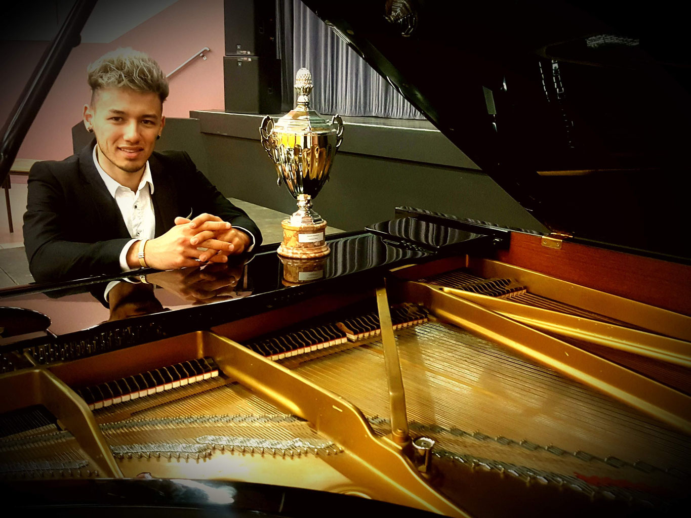 Paul-Yuji MARIGNAN, pianiste, est diplômé des conservatoires de ...