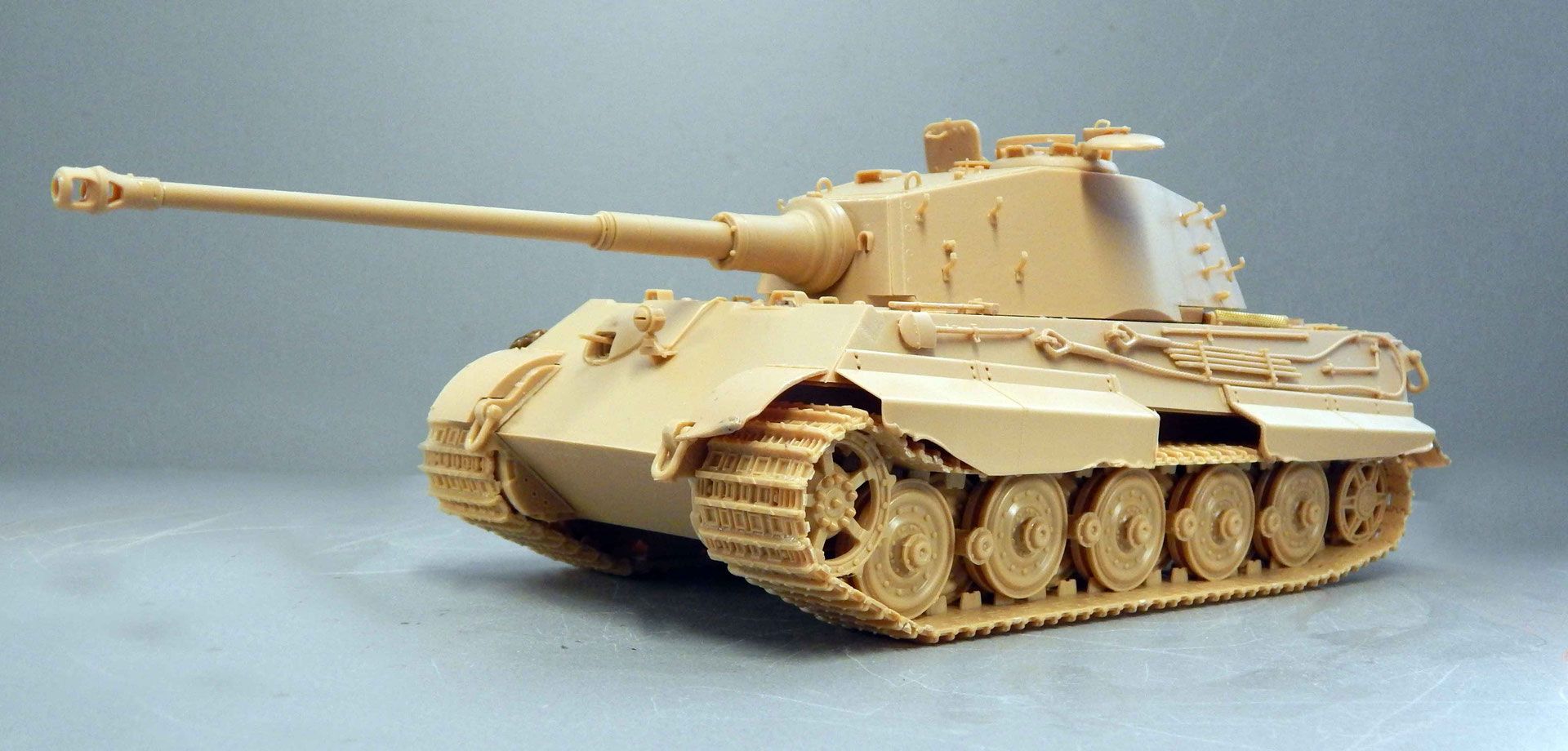 Pzkw. VI Tiger II - www.panzer-bau.de/diorama/militär/1:35