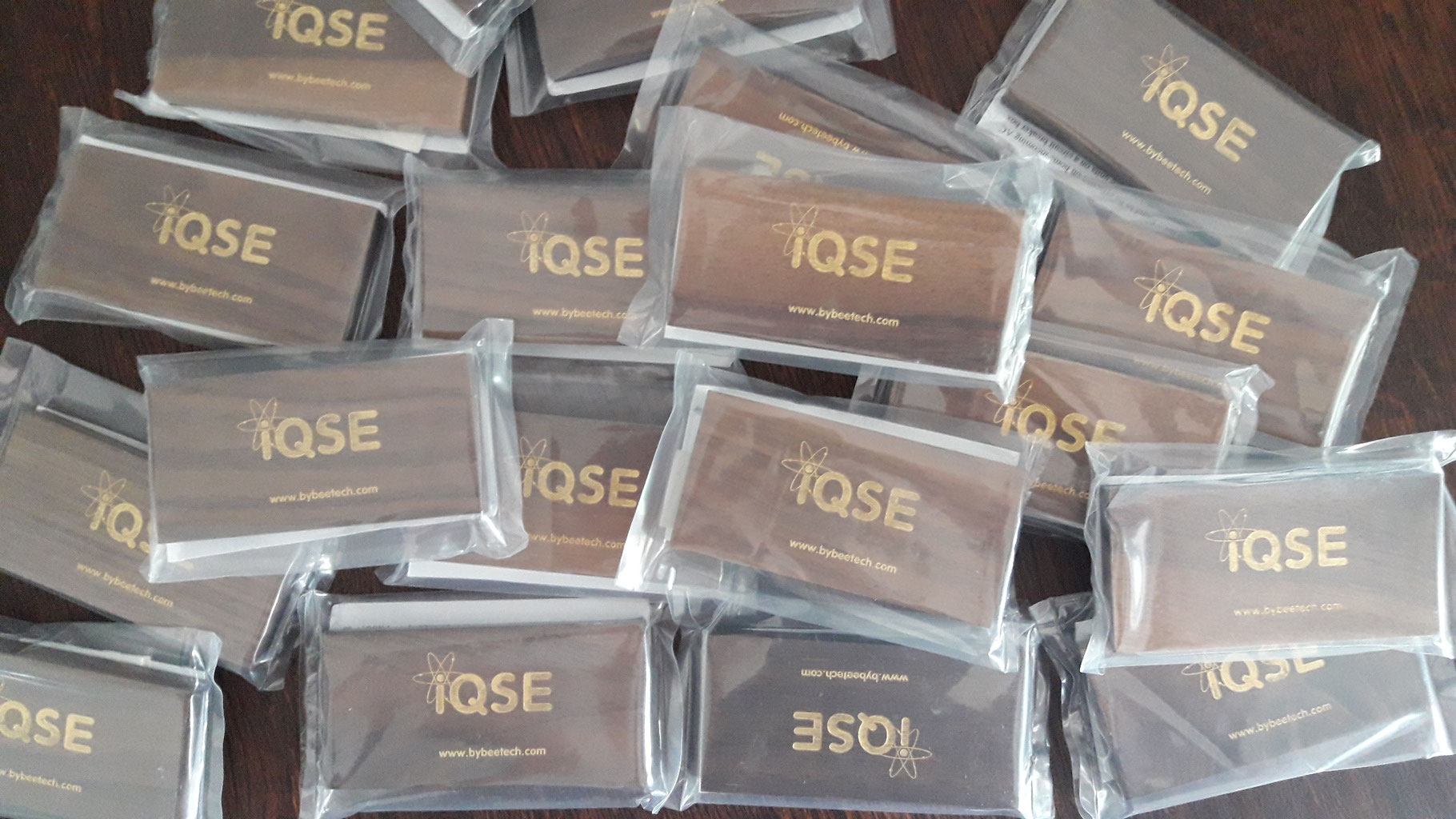 Bybee iQSE jetzt im WOOD Outfit - Hifiathome die Akustikspezialisten