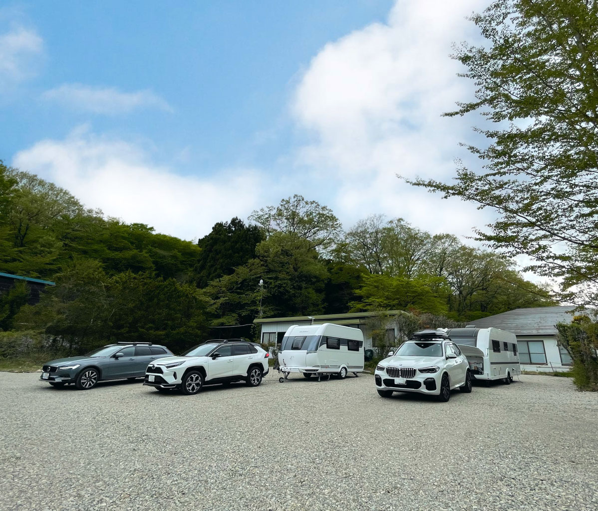 日光国立公園内の温泉宿にRVパークが開設！軽キャンパーからトレーラーまで17台が車中泊できる！ - SOTOBIRA