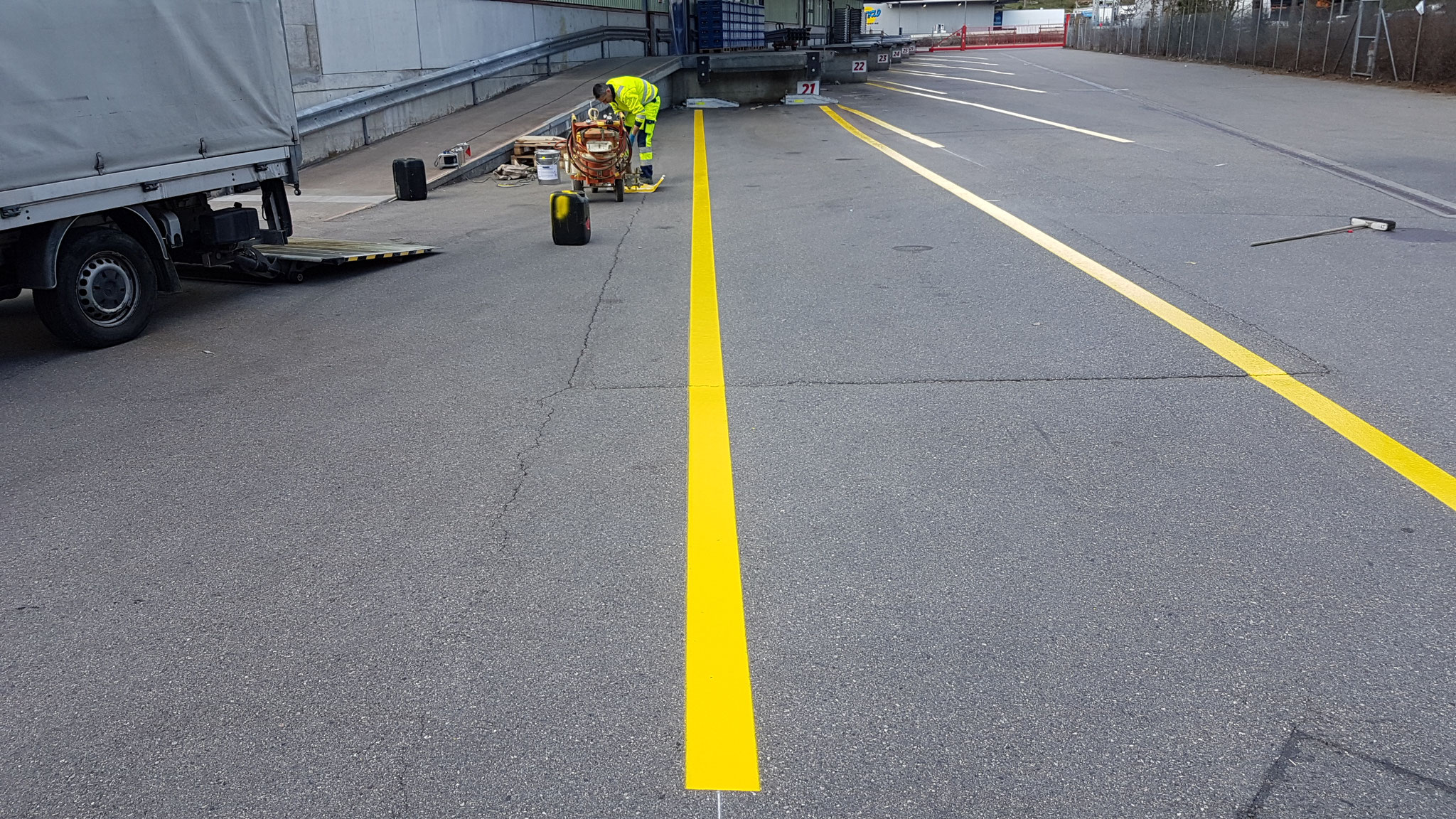 Markierungen Tiefgaragen Parkplätze Hallen Strassen - 4Xpress ...