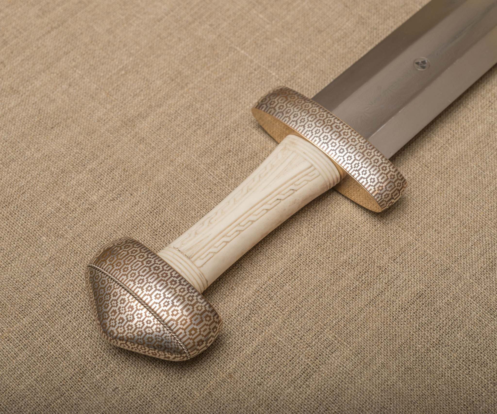 Épée scandinave à lame carolingienne damassée, reproduction d'un modèle ...