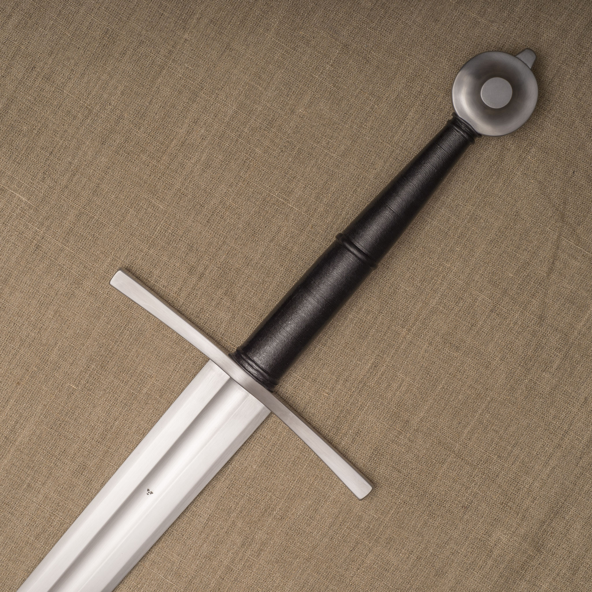 •Reproduction d'une épée à deux mains du Type XIIIa.2, d'après un ...