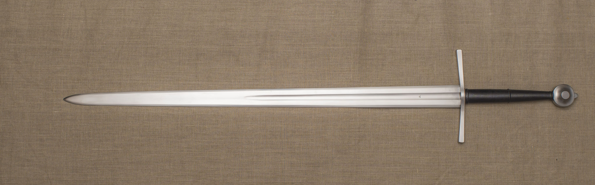 •Reproduction d'une épée à deux mains du Type XIIIa.2, d'après un ...