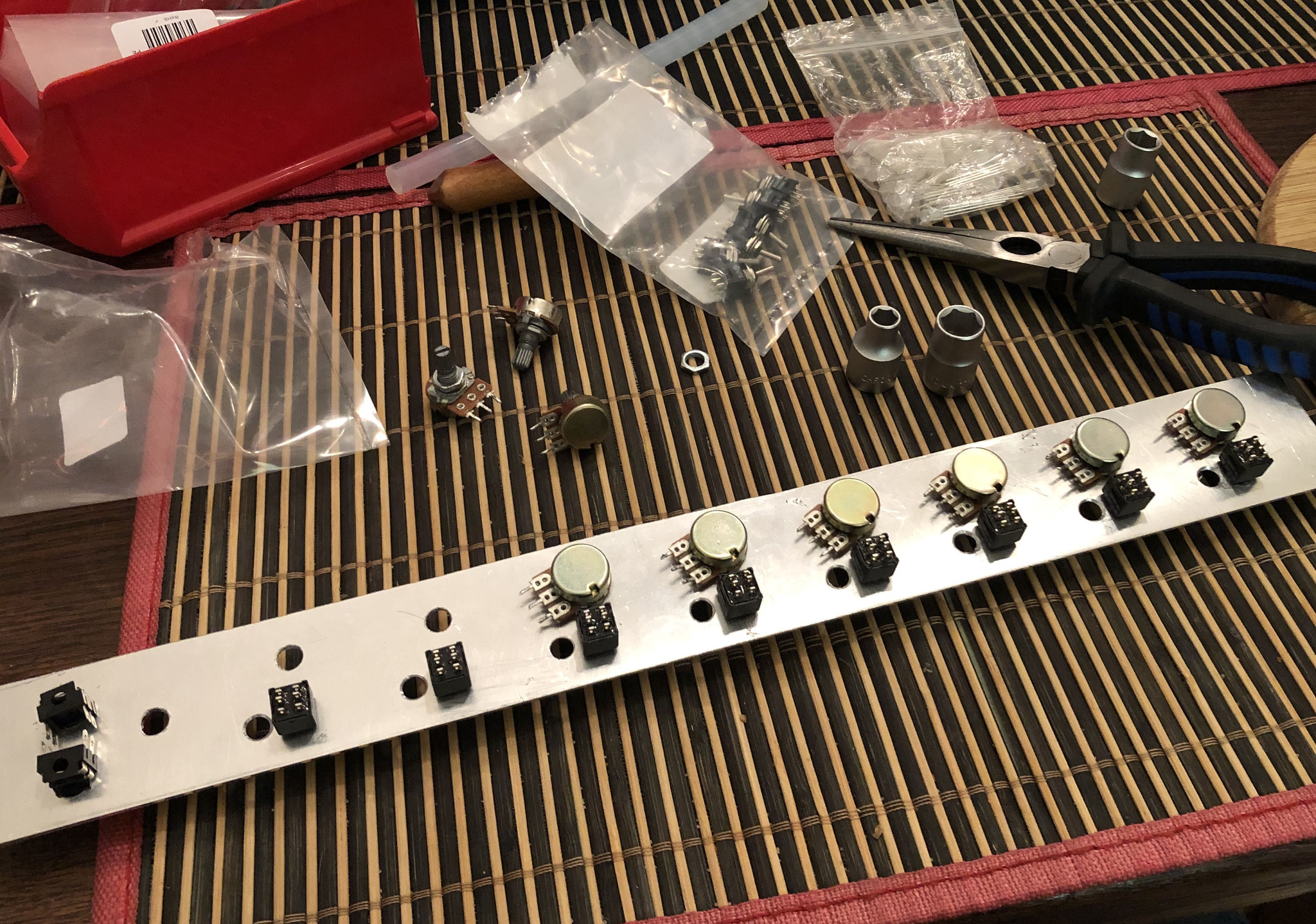 Simple DIY 8 Step Sequenzer by Minart (Arduino based) - minartdiysynths Webseite!