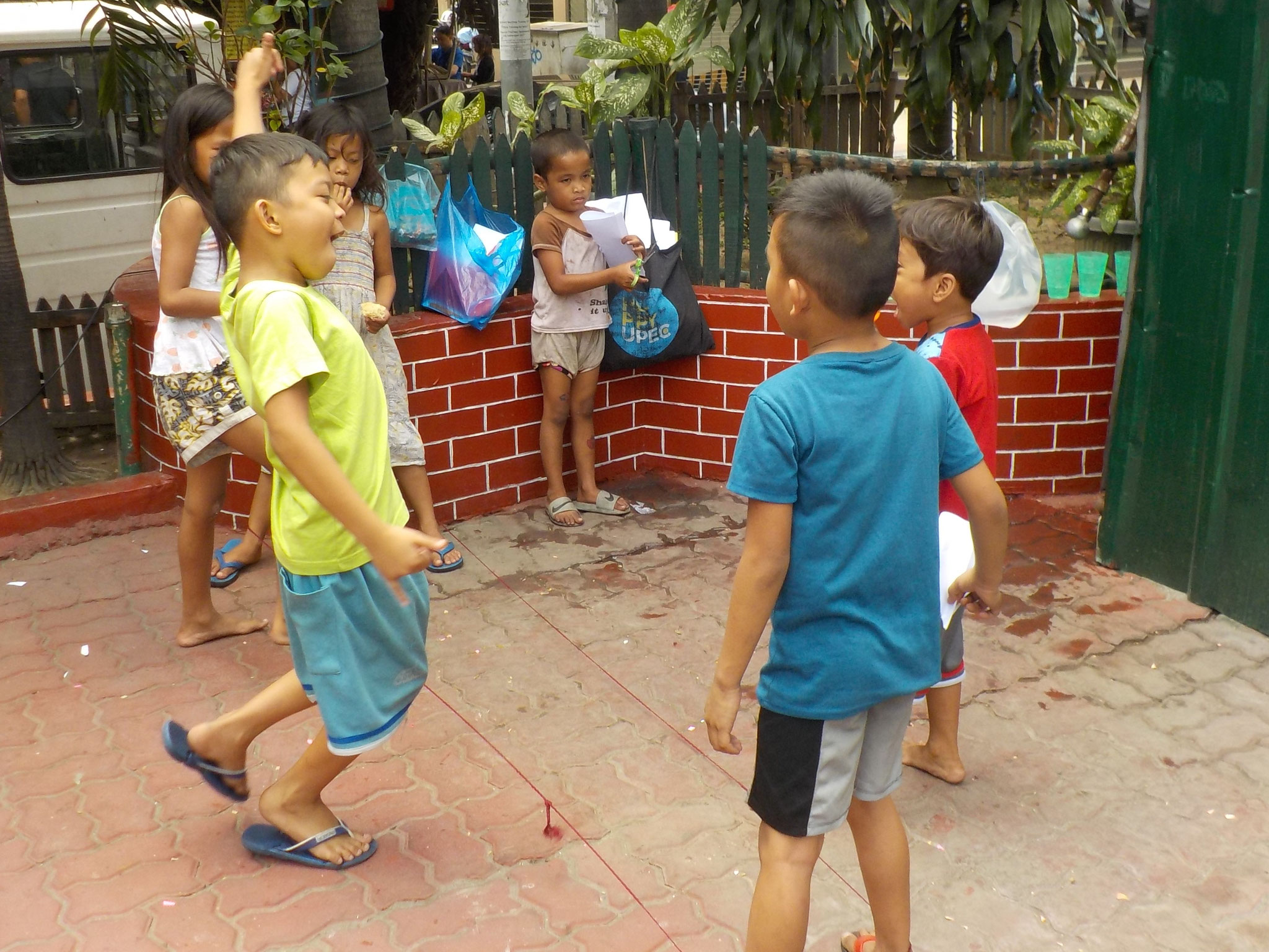 Project: Teaching STREET KiDS in Manila - Connect minds 4 change